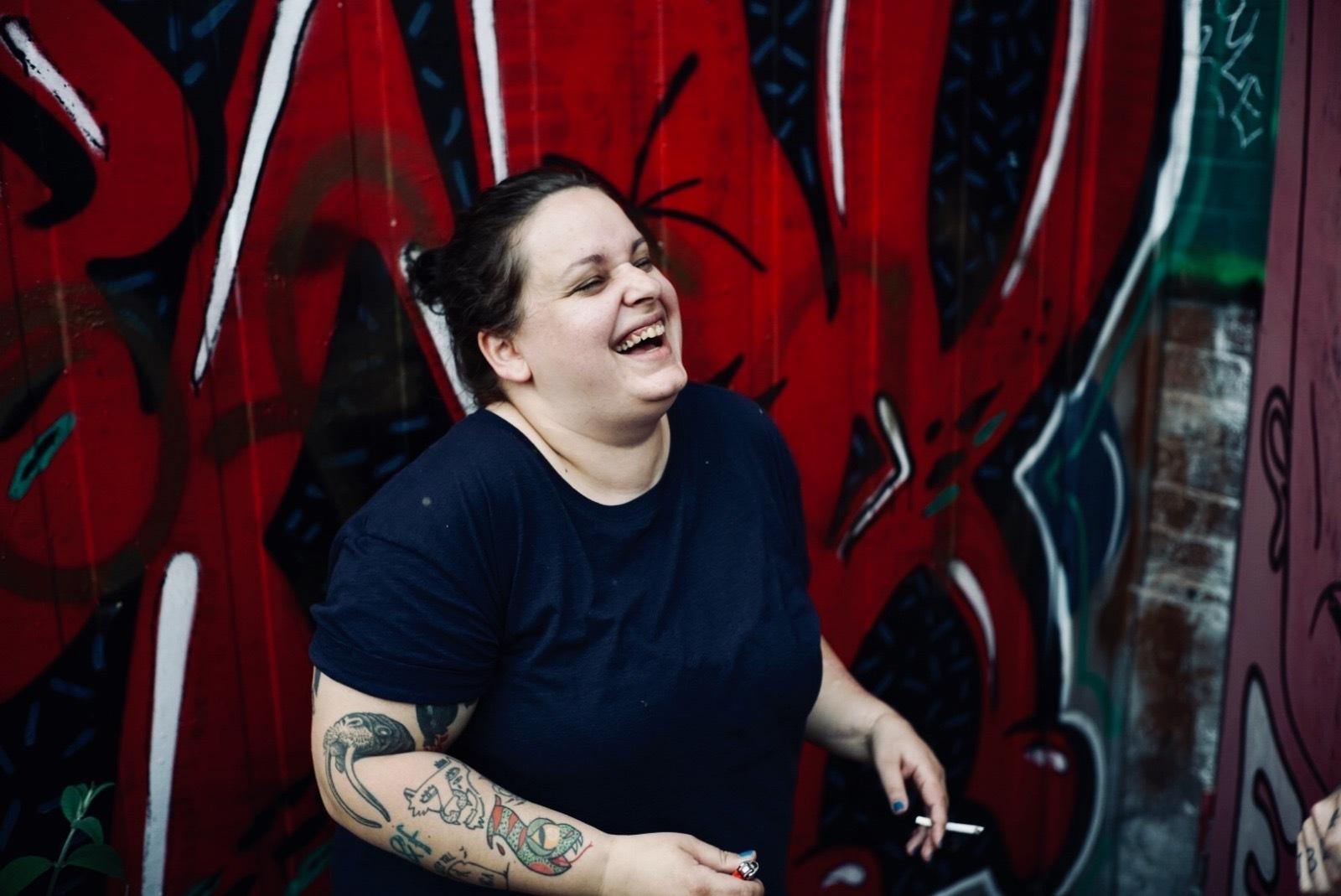 Mit.Menschen: Sarah Lohr - Punk-Gitarristin, auch mal Angela Merkel