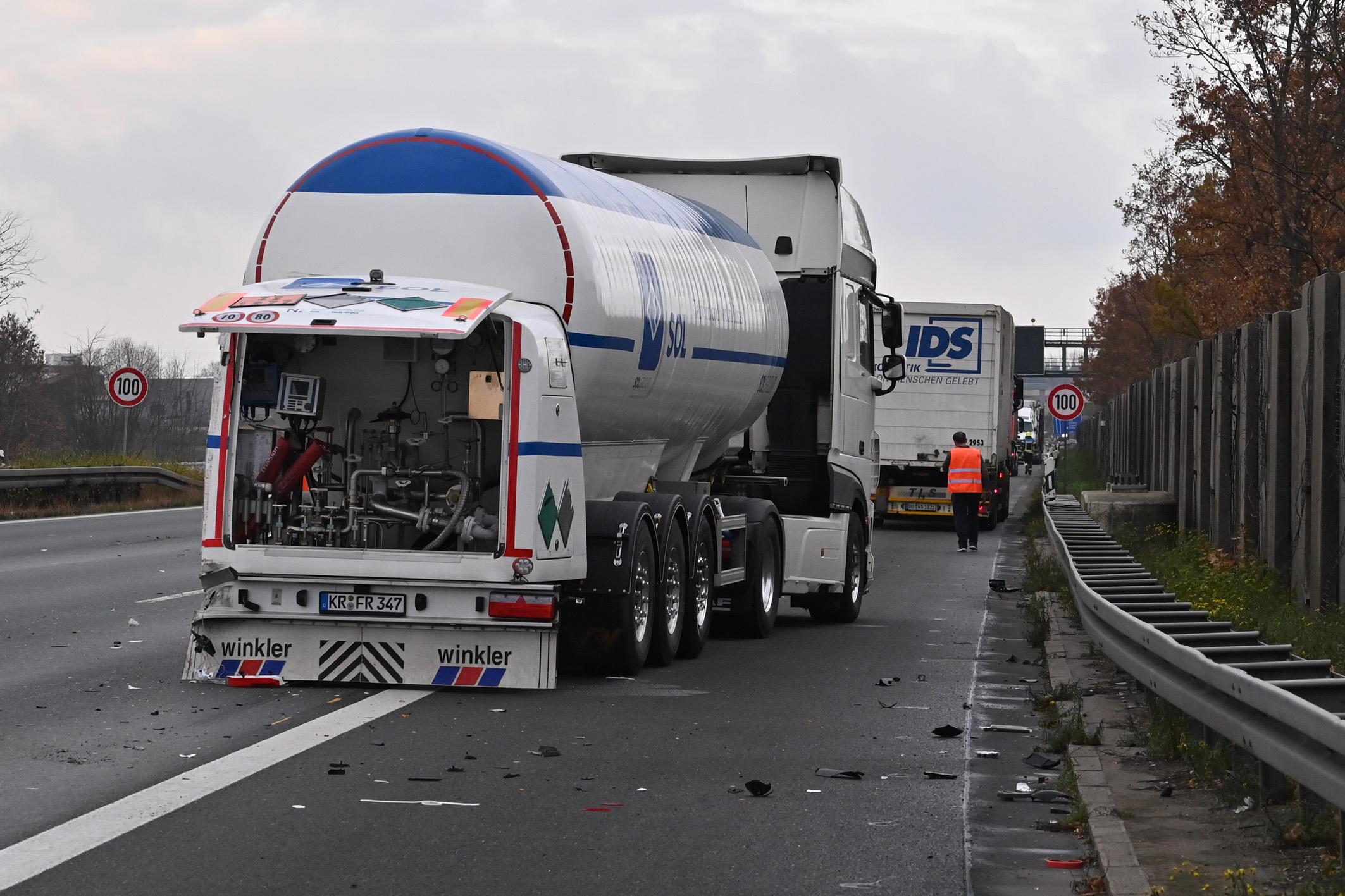 Explosive Ladung: Transporter fährt auf Gas-Tankwagen auf
