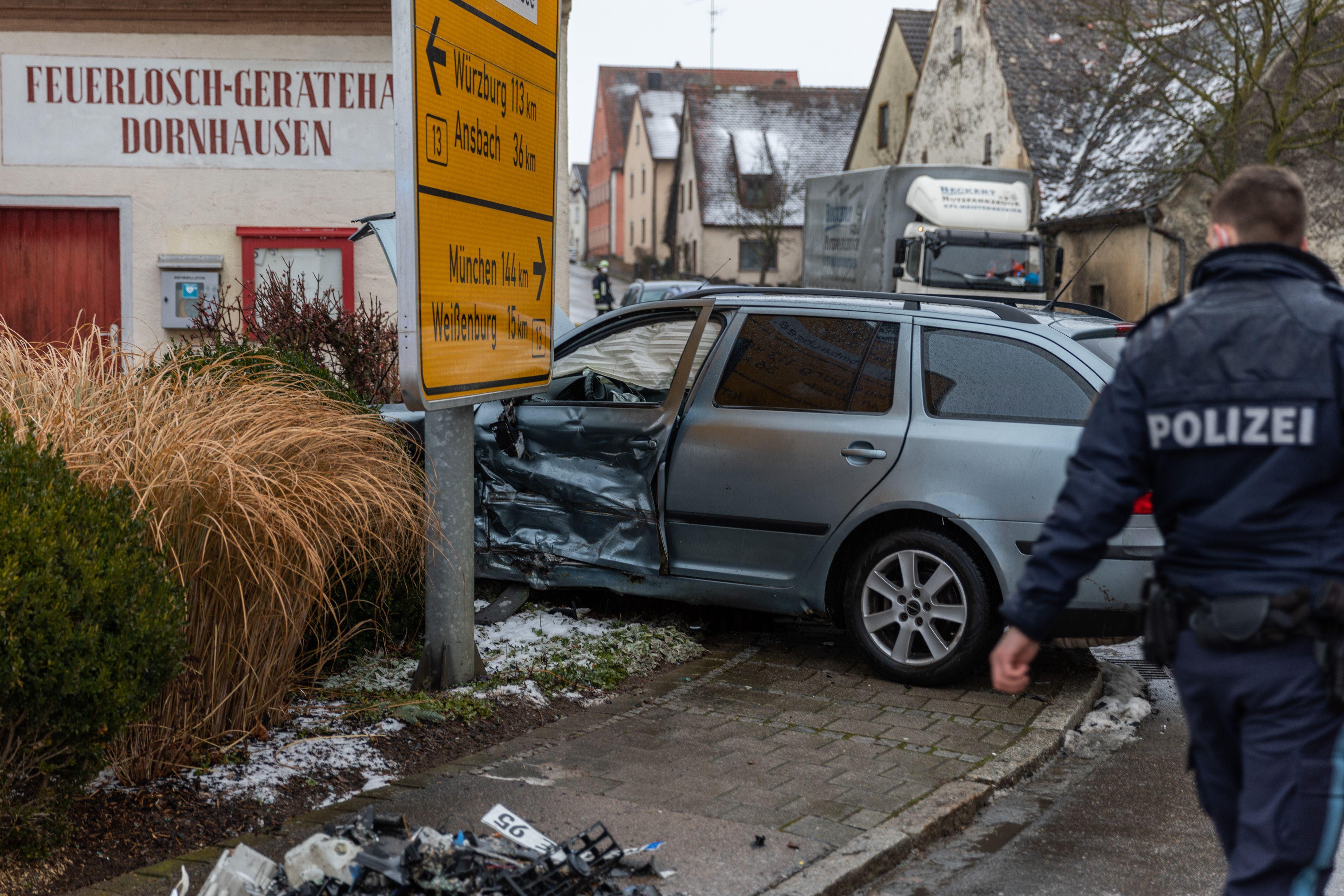 Nach Aufprall: Auto "fällt" Laternenmast in Dornhausen und behindert ...