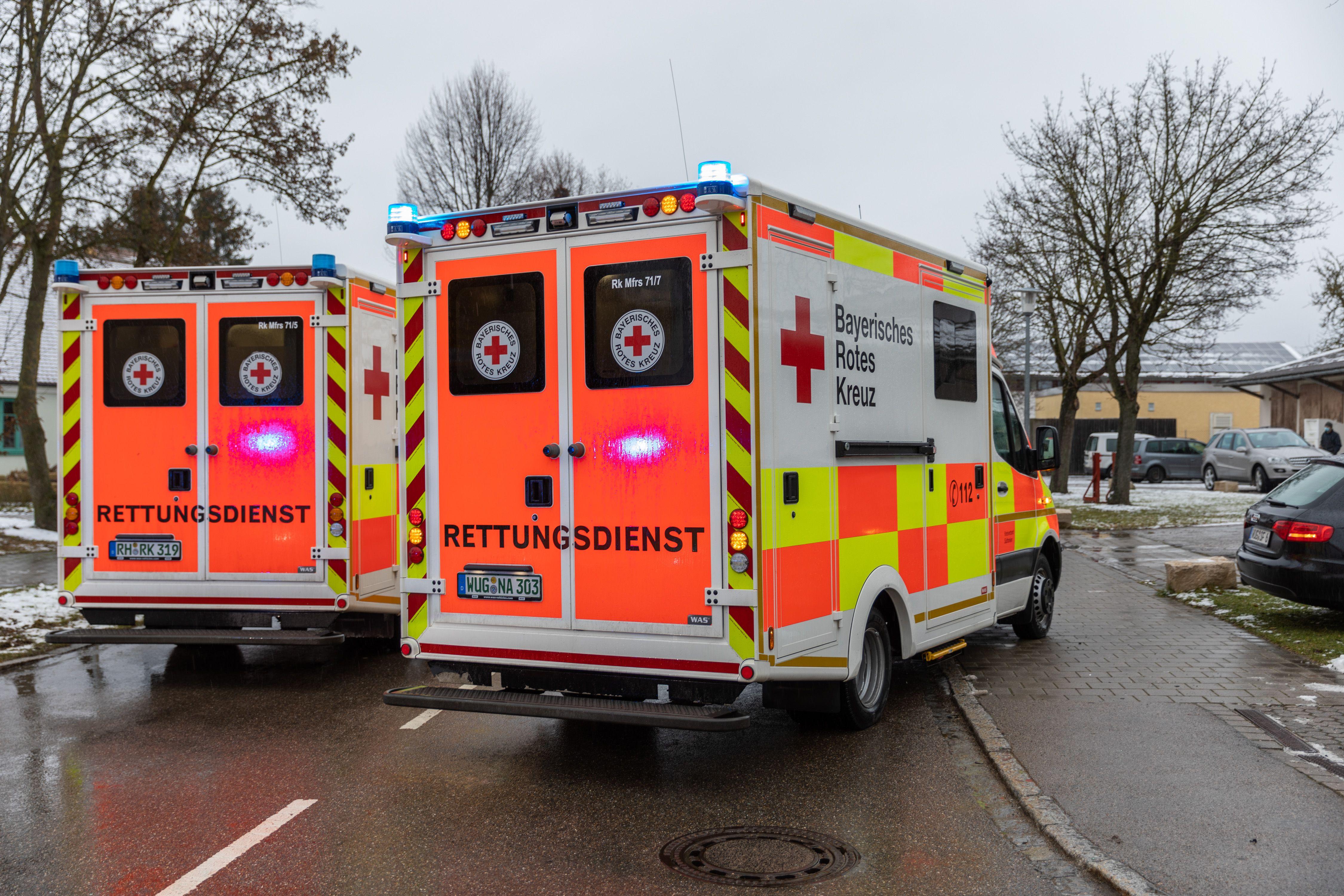 Nach Aufprall: Auto "fällt" Laternenmast in Dornhausen und behindert ...
