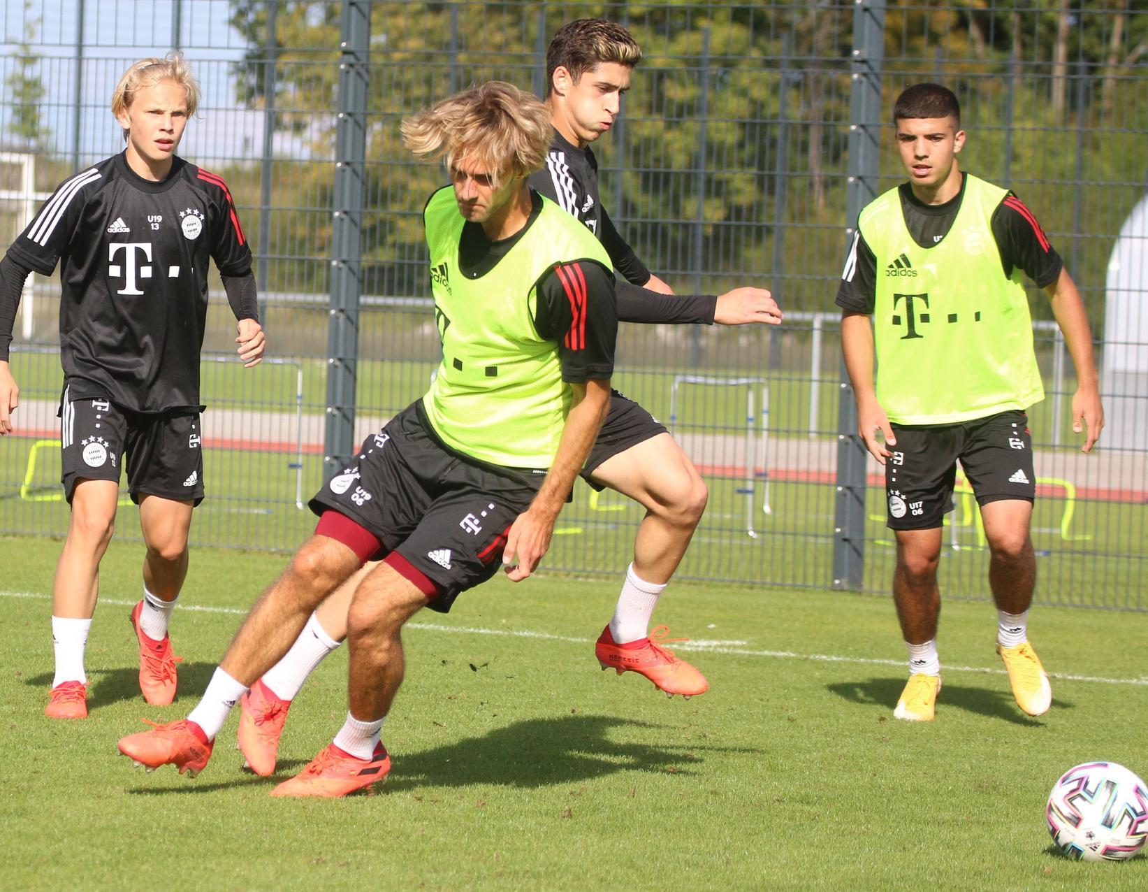 Toptalent Luca Denk bis 2024 beim FC Bayern München