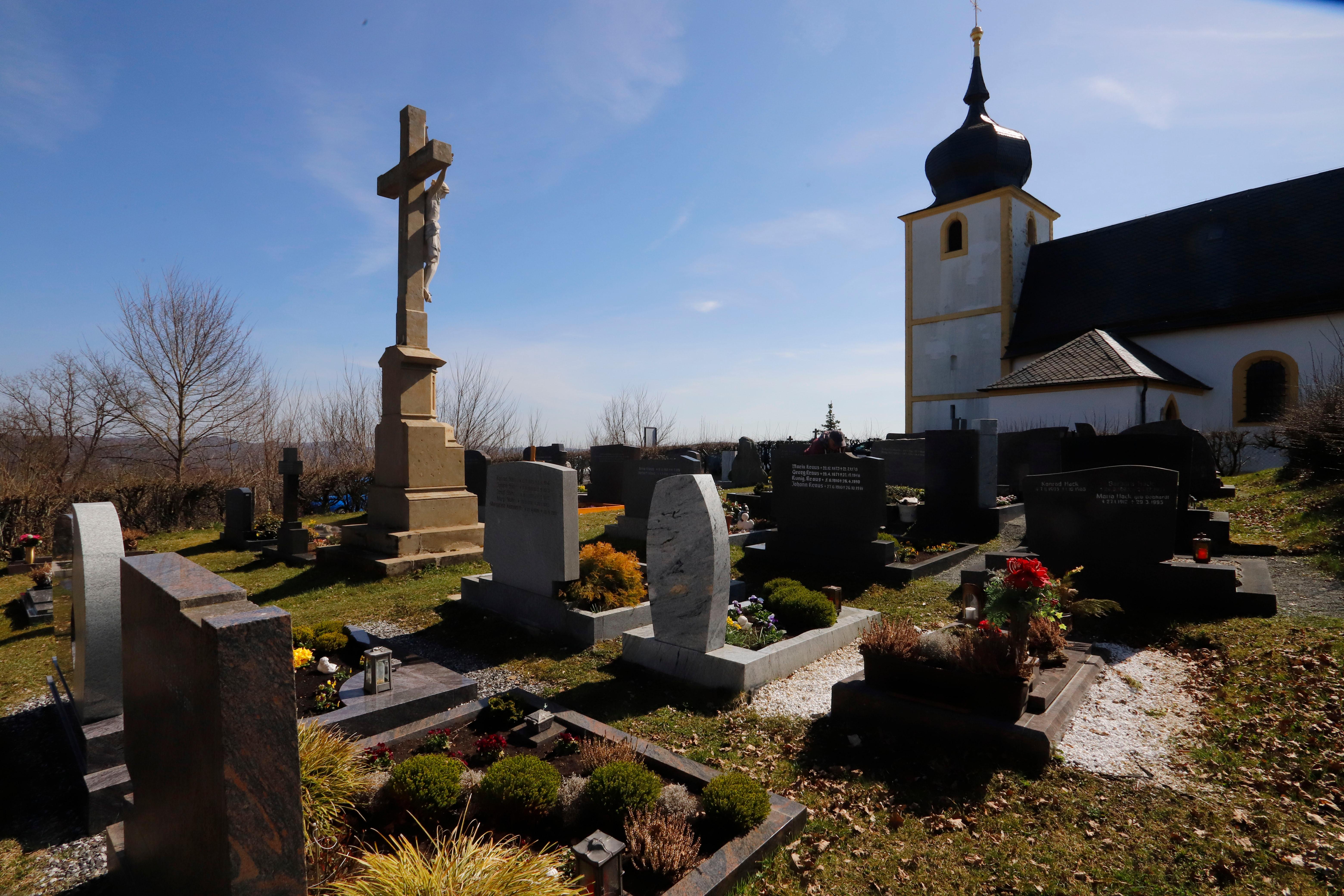 Reste einer mittelalterlichen Burg unter dem Friedhof