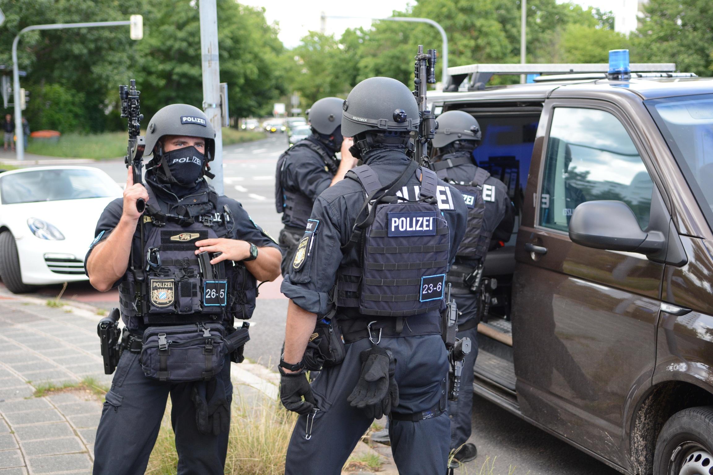 USK-Einsatz in Nürnberg: Mann droht in Asylunterkunft mit Schüssen ...