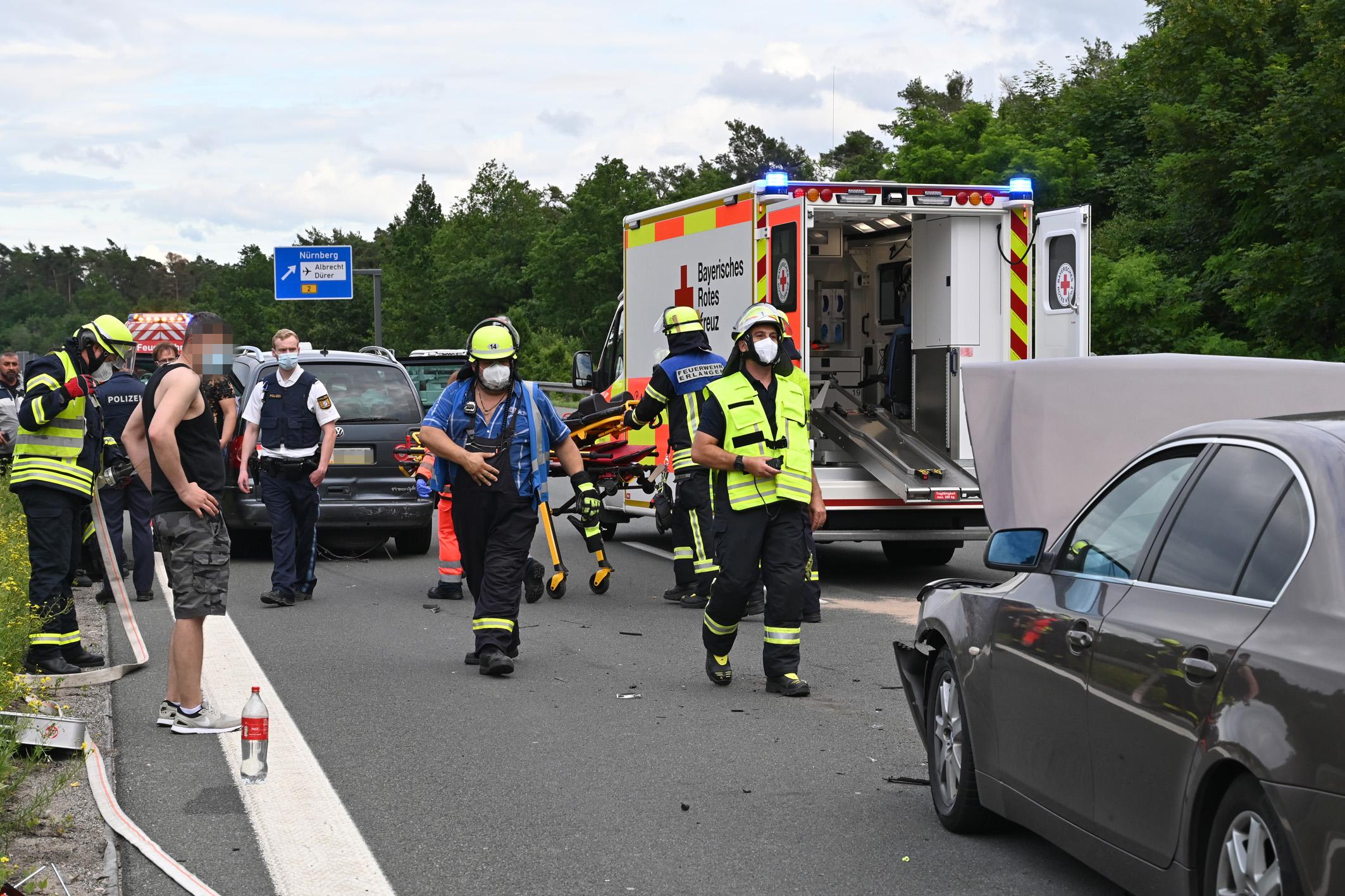 Schwerer Unfall auf A3: Vier Fahrzeuge prallen aufeinander