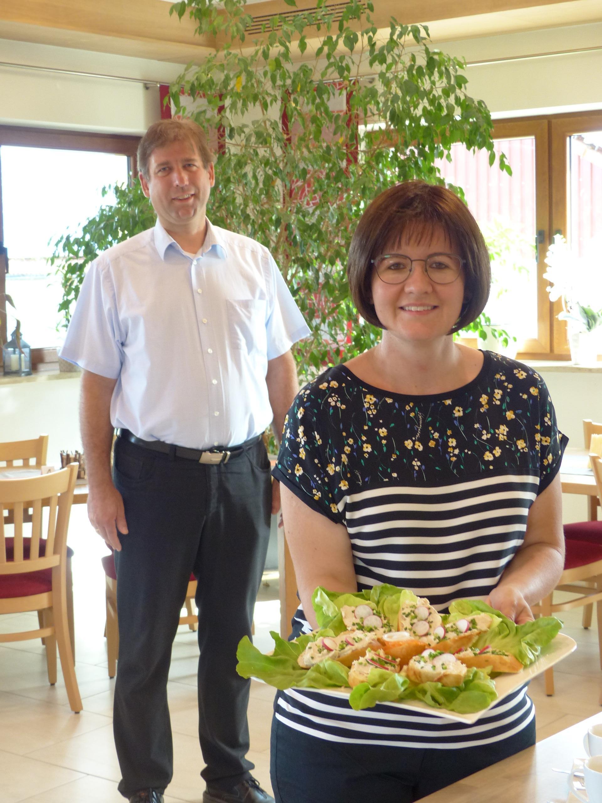 Hofladen und Café: Bianca Hack packt im Familienbetrieb in Elsenberg ...