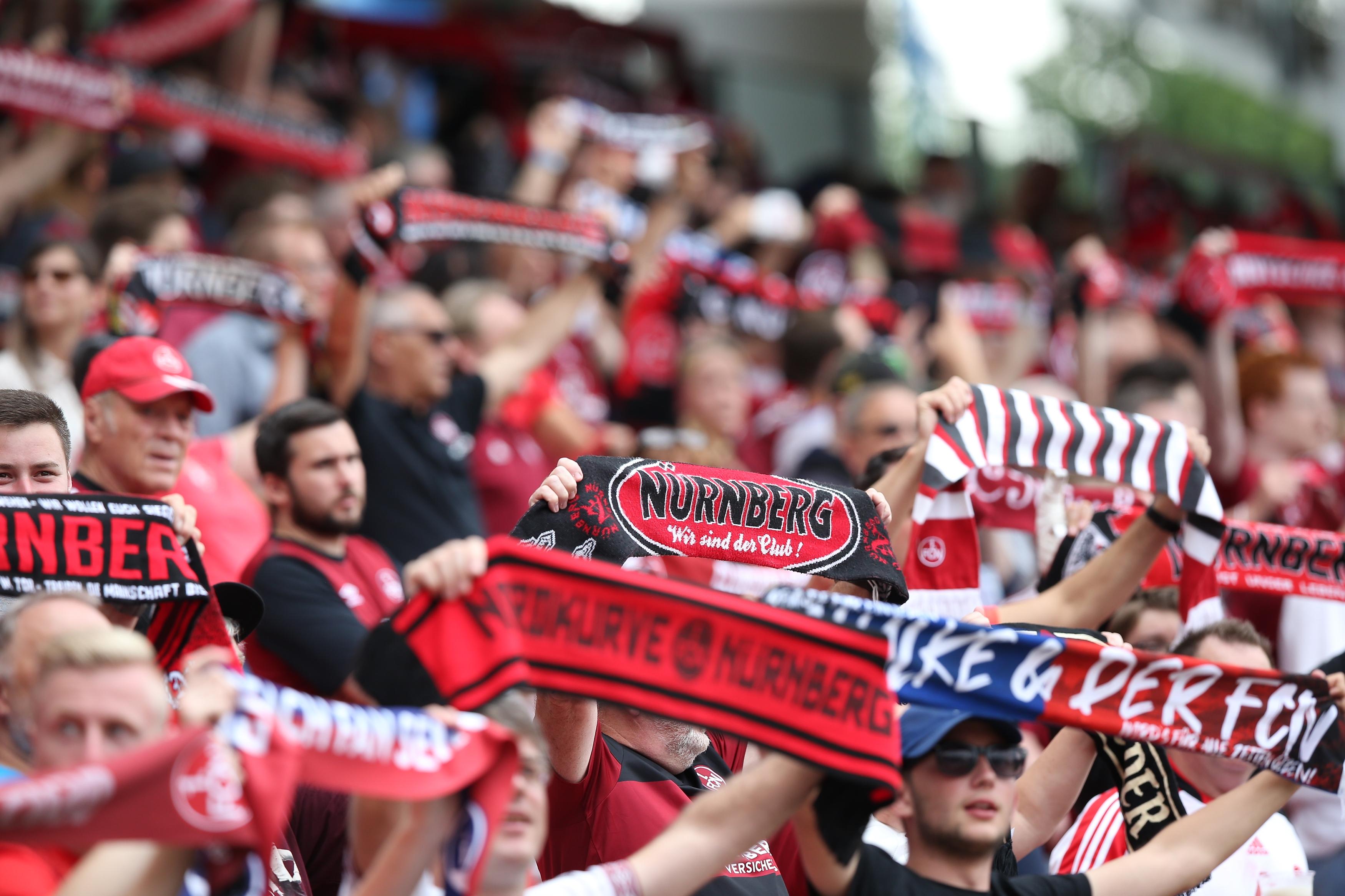 Endlich wieder Gänsehaut! FCN-Fans feiern Rückkehr ins Stadion