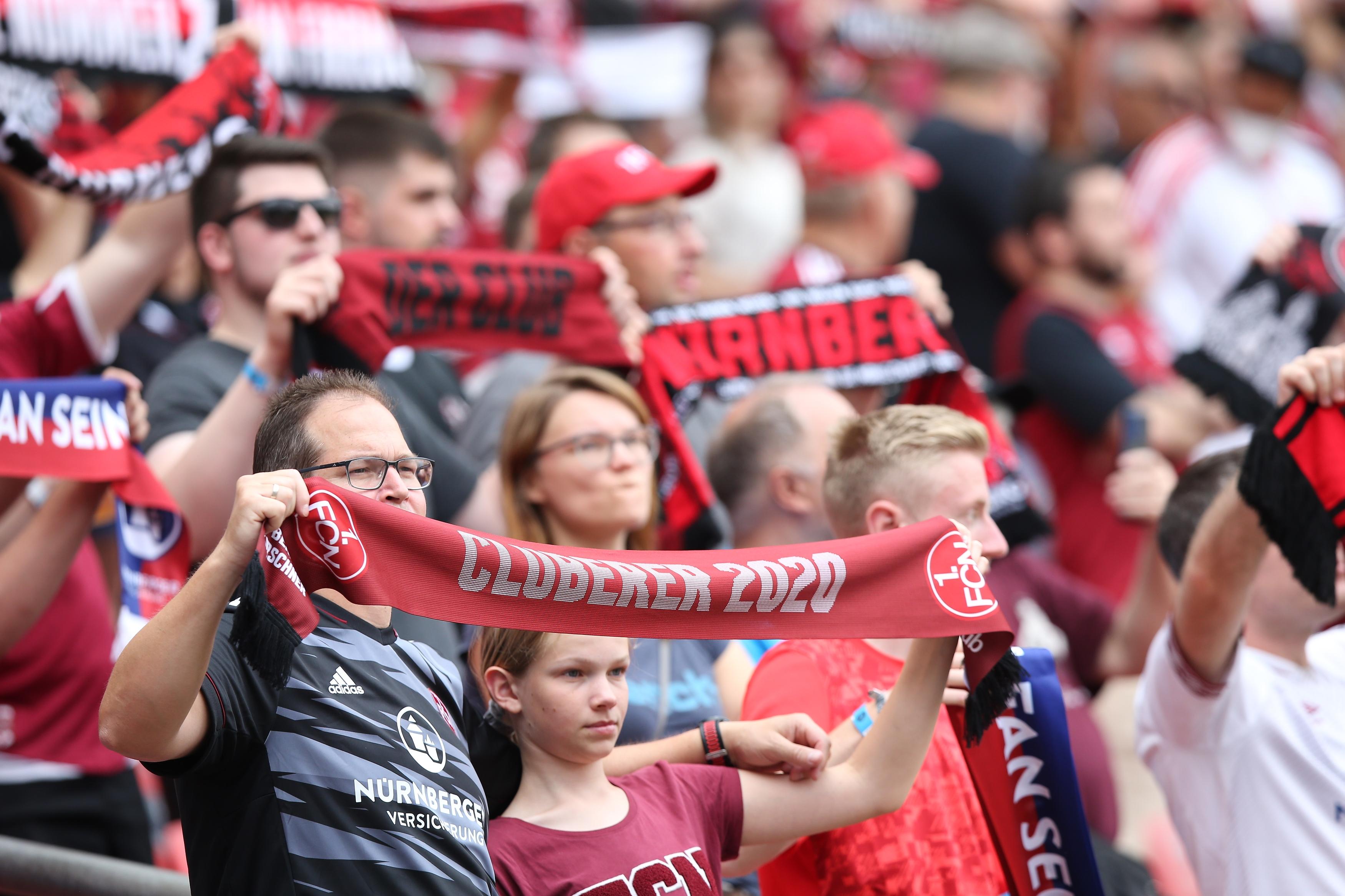Endlich wieder Gänsehaut! FCN-Fans feiern Rückkehr ins Stadion