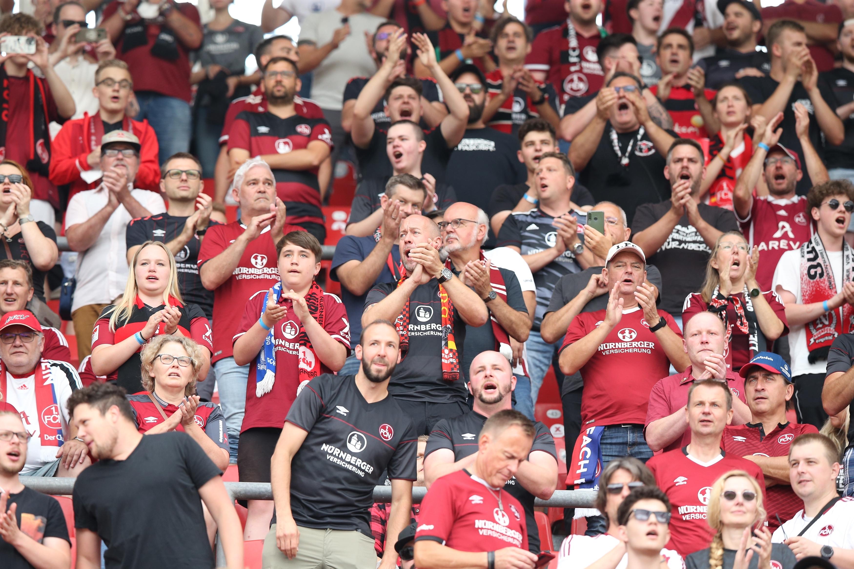 Endlich wieder Gänsehaut! FCN-Fans feiern Rückkehr ins Stadion