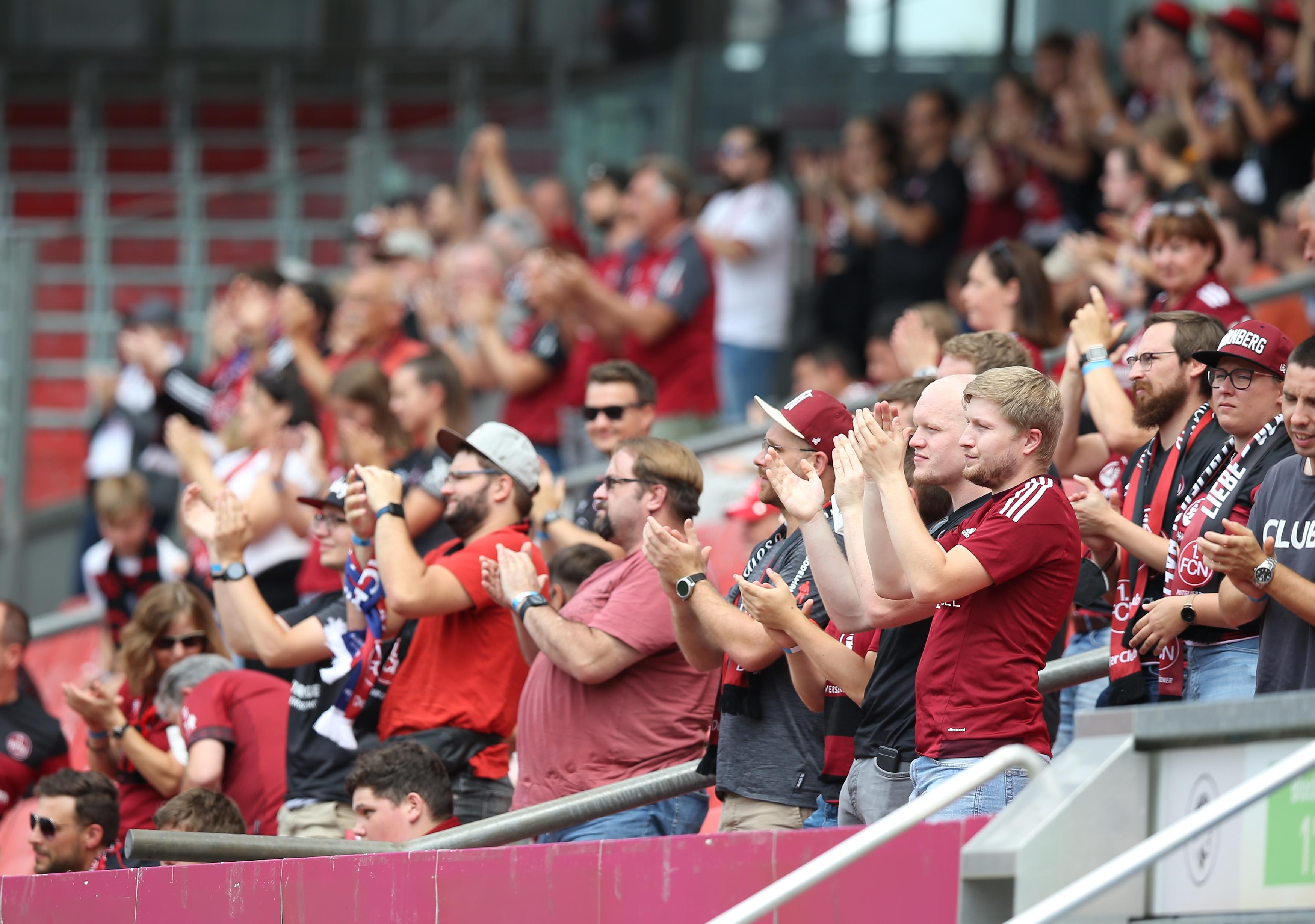 Endlich wieder Gänsehaut! FCN-Fans feiern Rückkehr ins Stadion