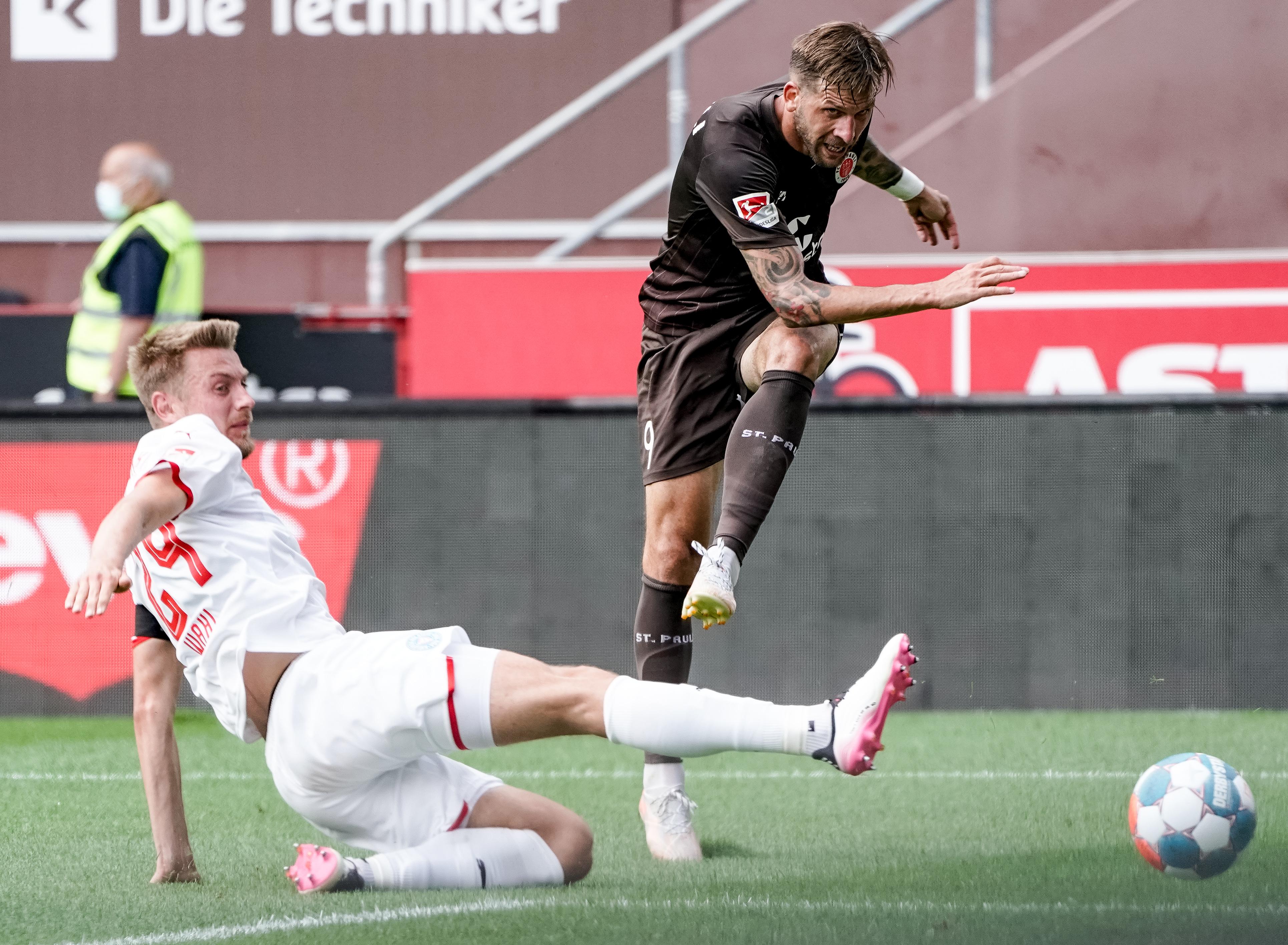 St. Pauli lässt's scheppern - Sorgen um Klaus