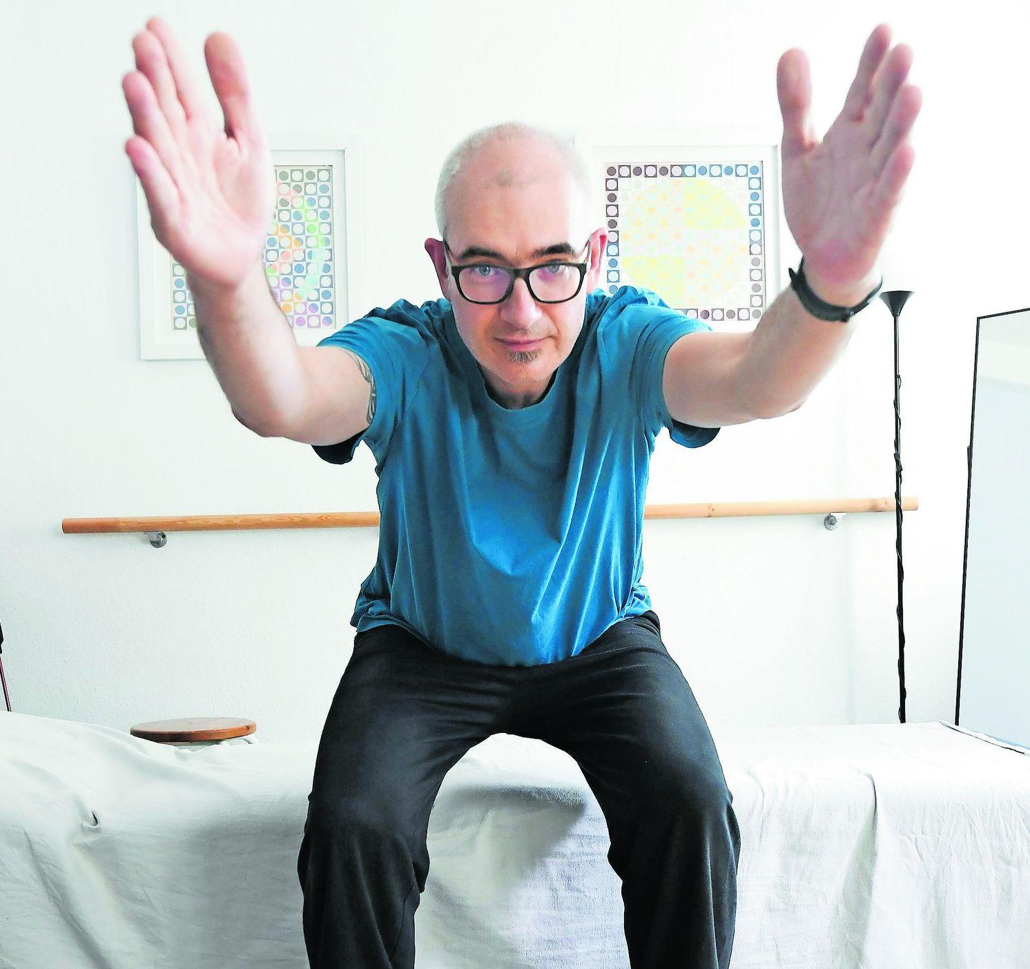 Von wegen altmodisch: Physiotherapeut zeigt fünf Übungen für Frühsport