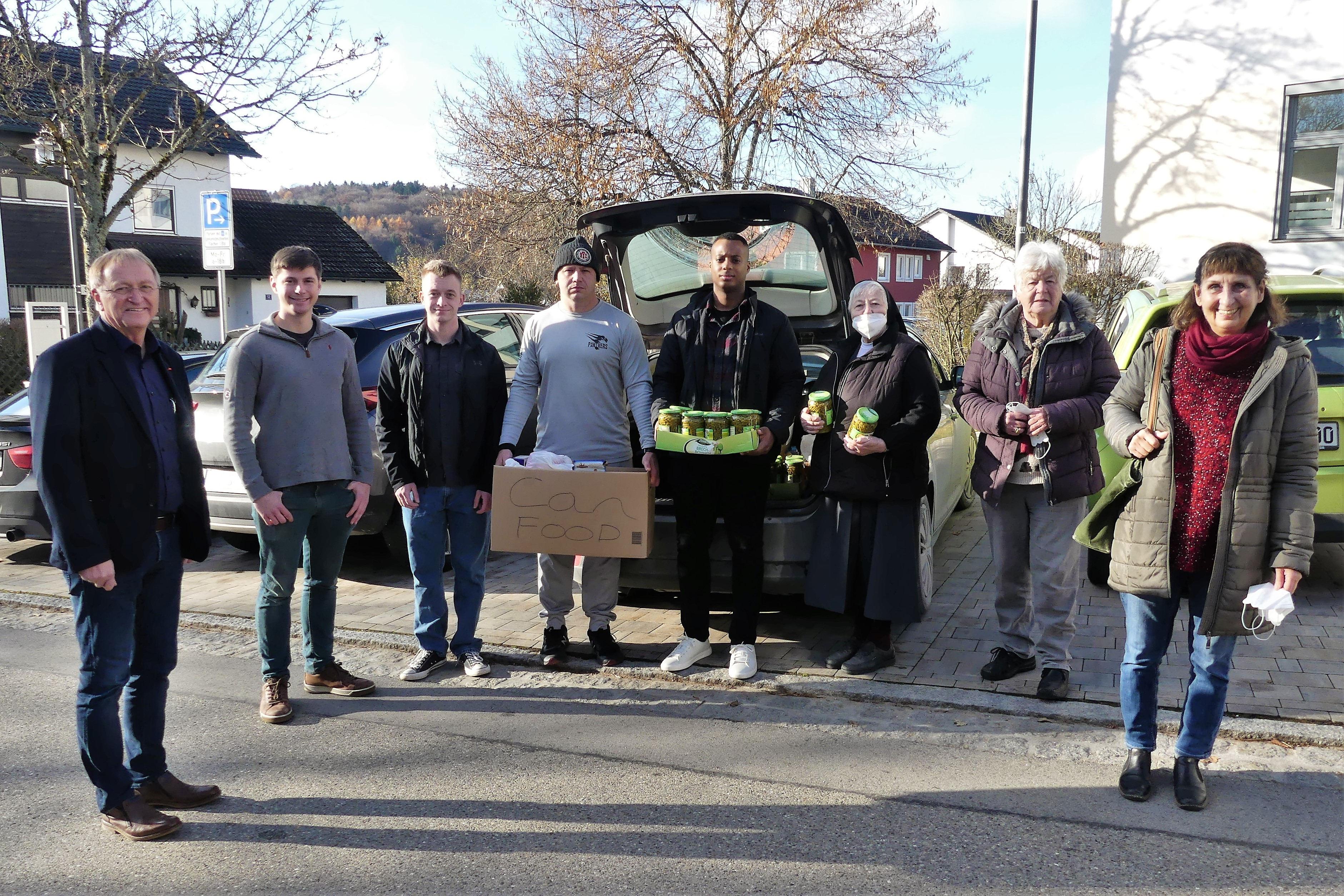 GIs kamen mit gefülltem Kofferraum zum Leb-Mit-Treff in Parsberg