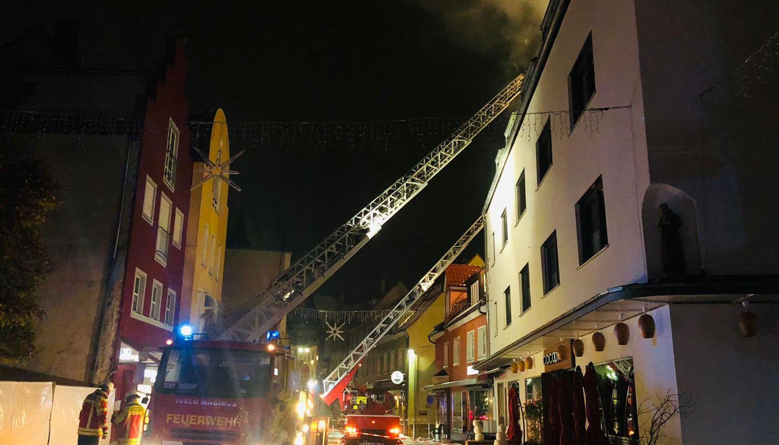 Neumarkter Feuerwehr löscht Dachstuhl in der Klostergasse