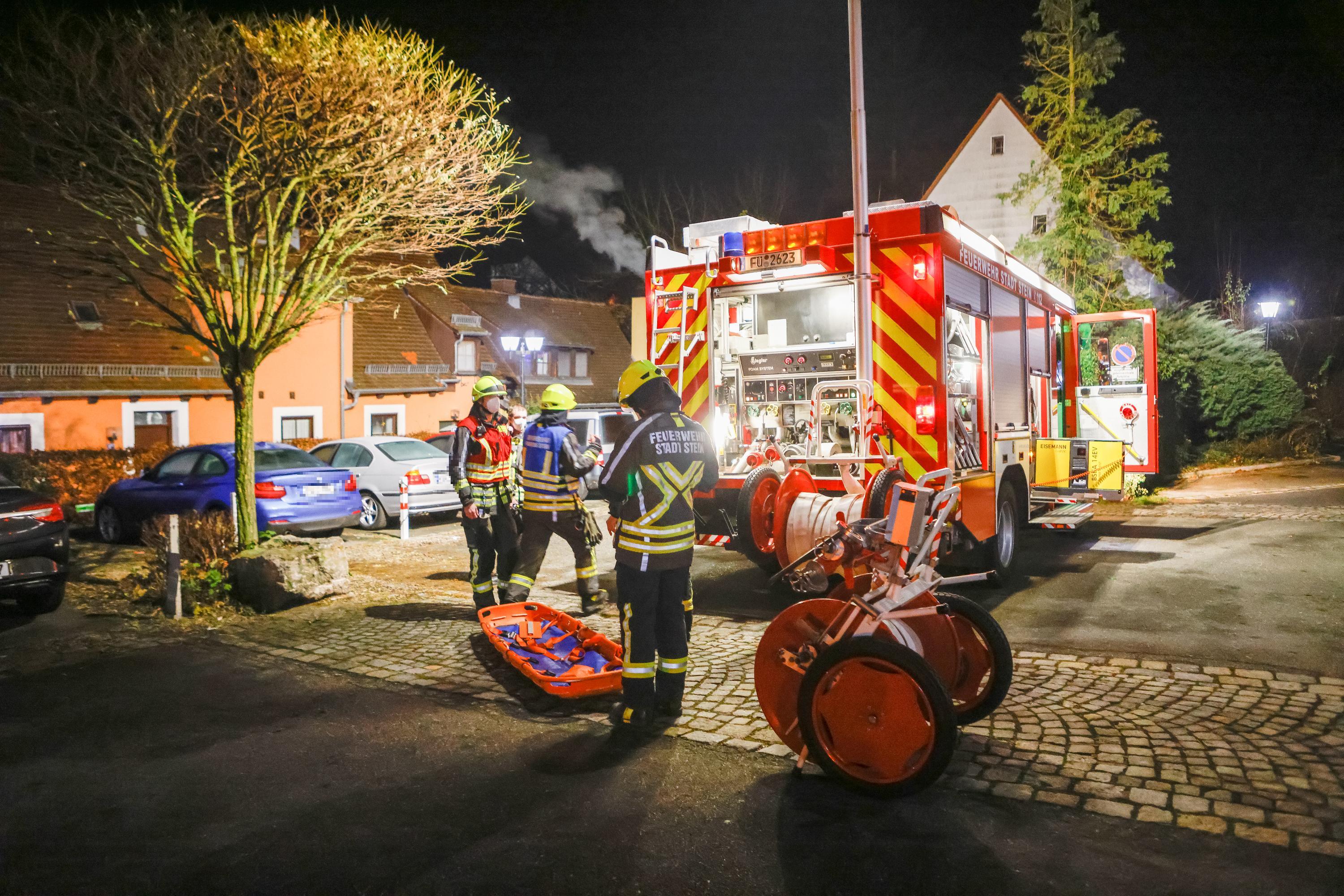 Feuerwehr rettet bewusstlose Frau aus verrauchter Wohnung in Stein