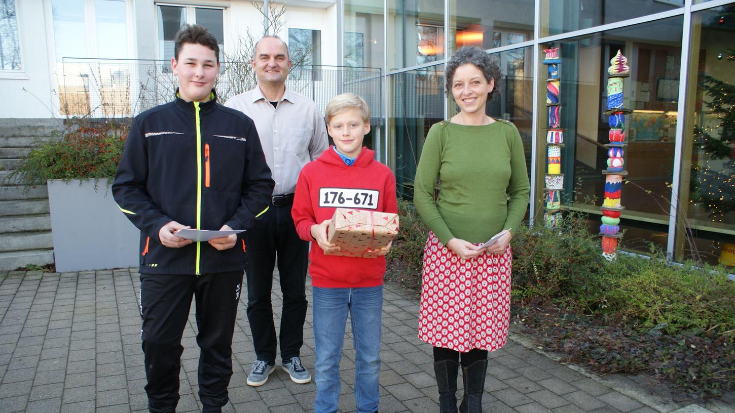 Neumarkt: Zwei Schüler der Knabenrealschule mit Geschenken belohnt Neumarkt: Zwei Schüler der Knabenrealschule mit Geschenken belohnt