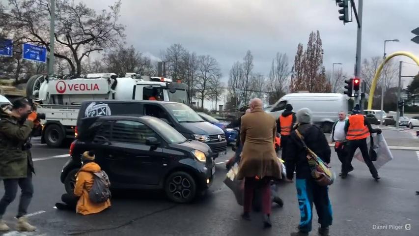 Emotionen kochen hoch: Genervte Autofahrer greifen Klima-Aktivisten an Emotionen kochen hoch: Genervte Autofahrer greifen Klima-Aktivisten an