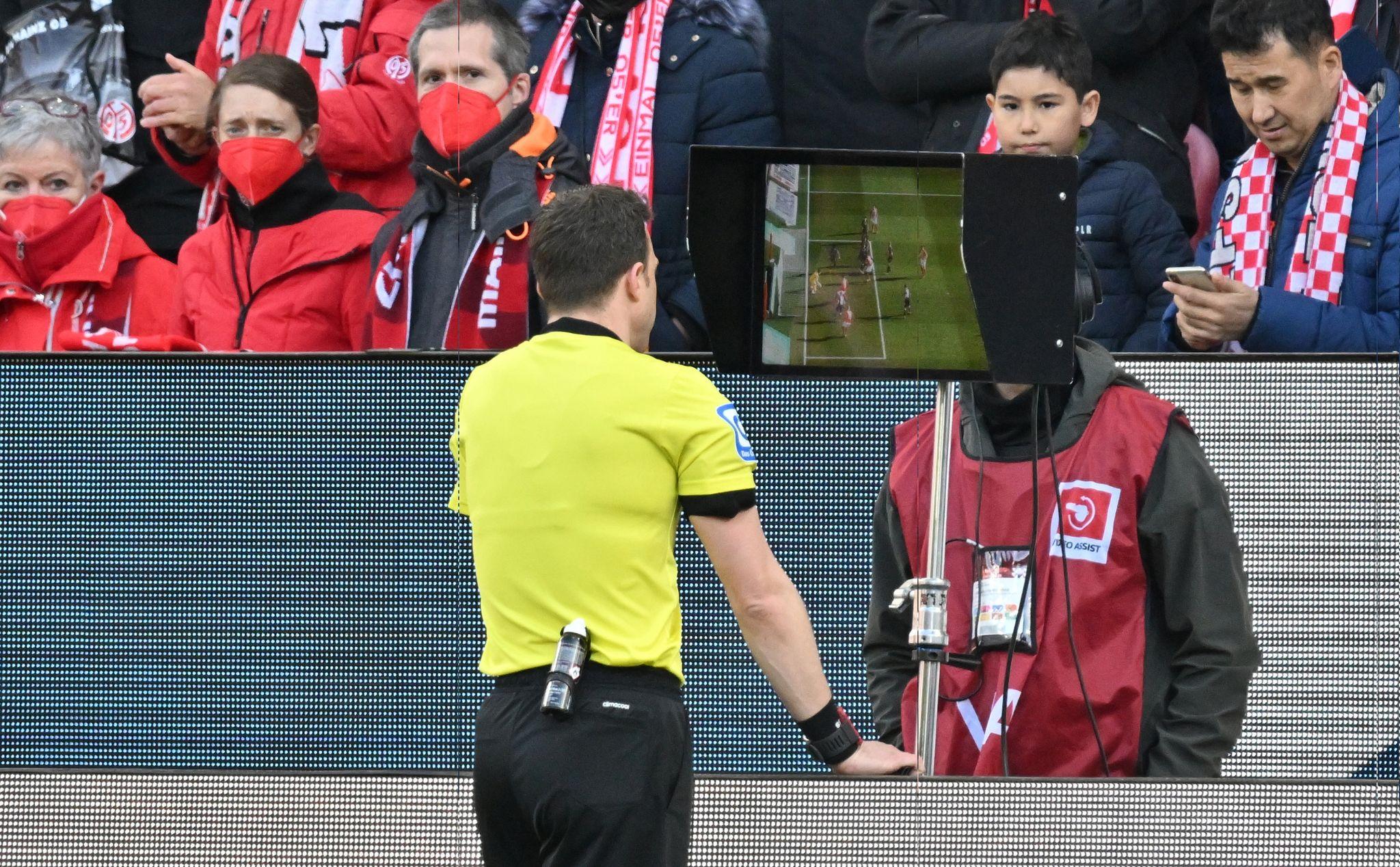 Schiri Zwayer nach Tor-Kuriosum: "Fehlfunktion vorgelegen"