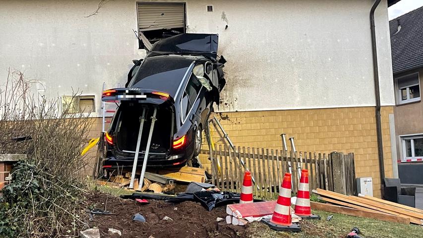 Auto hebt ab und prallt gegen Hauswand Auto hebt ab und prallt gegen Hauswand