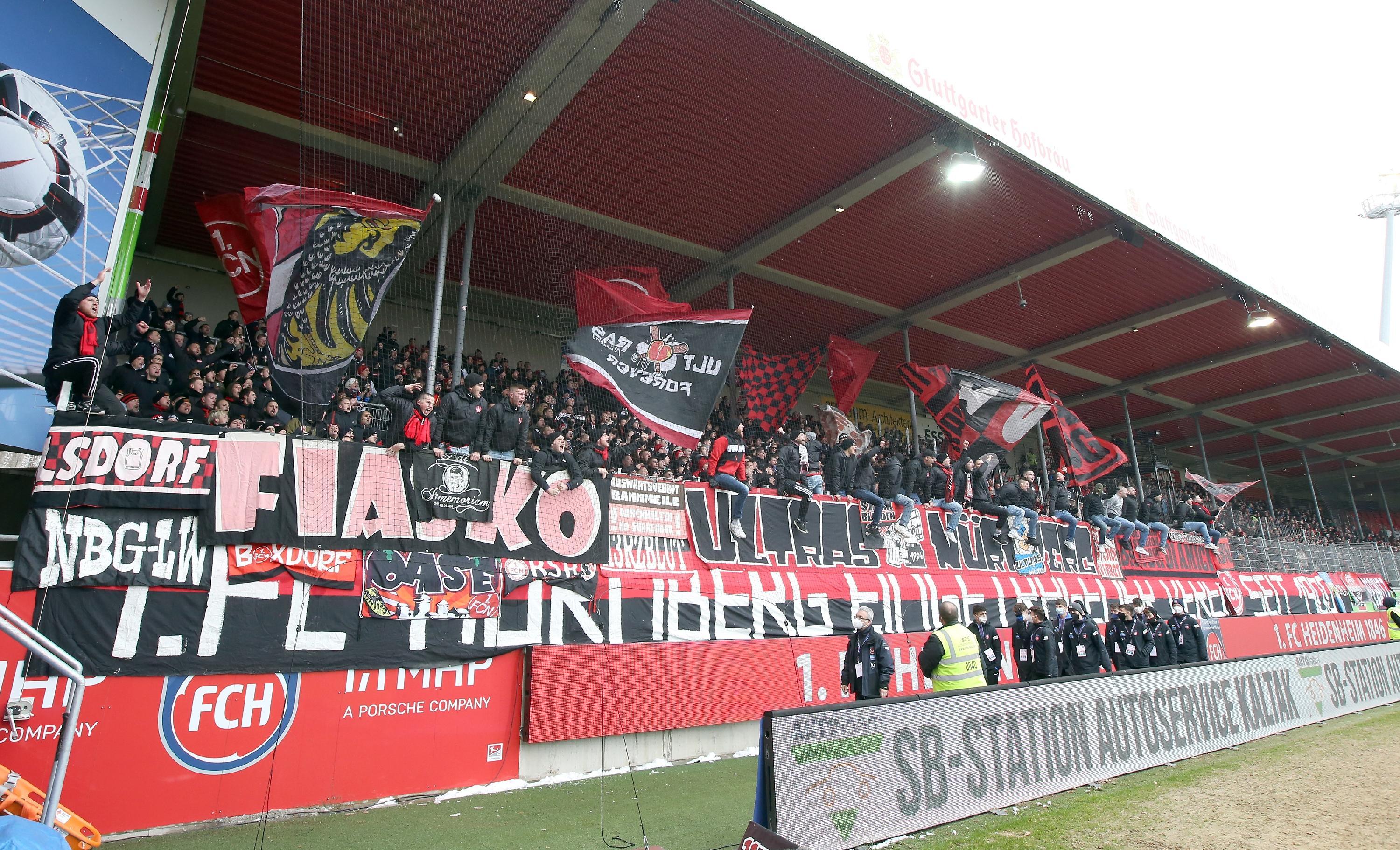 Erstmals quasi keine Corona-Beschränkungen: Hier heizen die Ultras dem ...