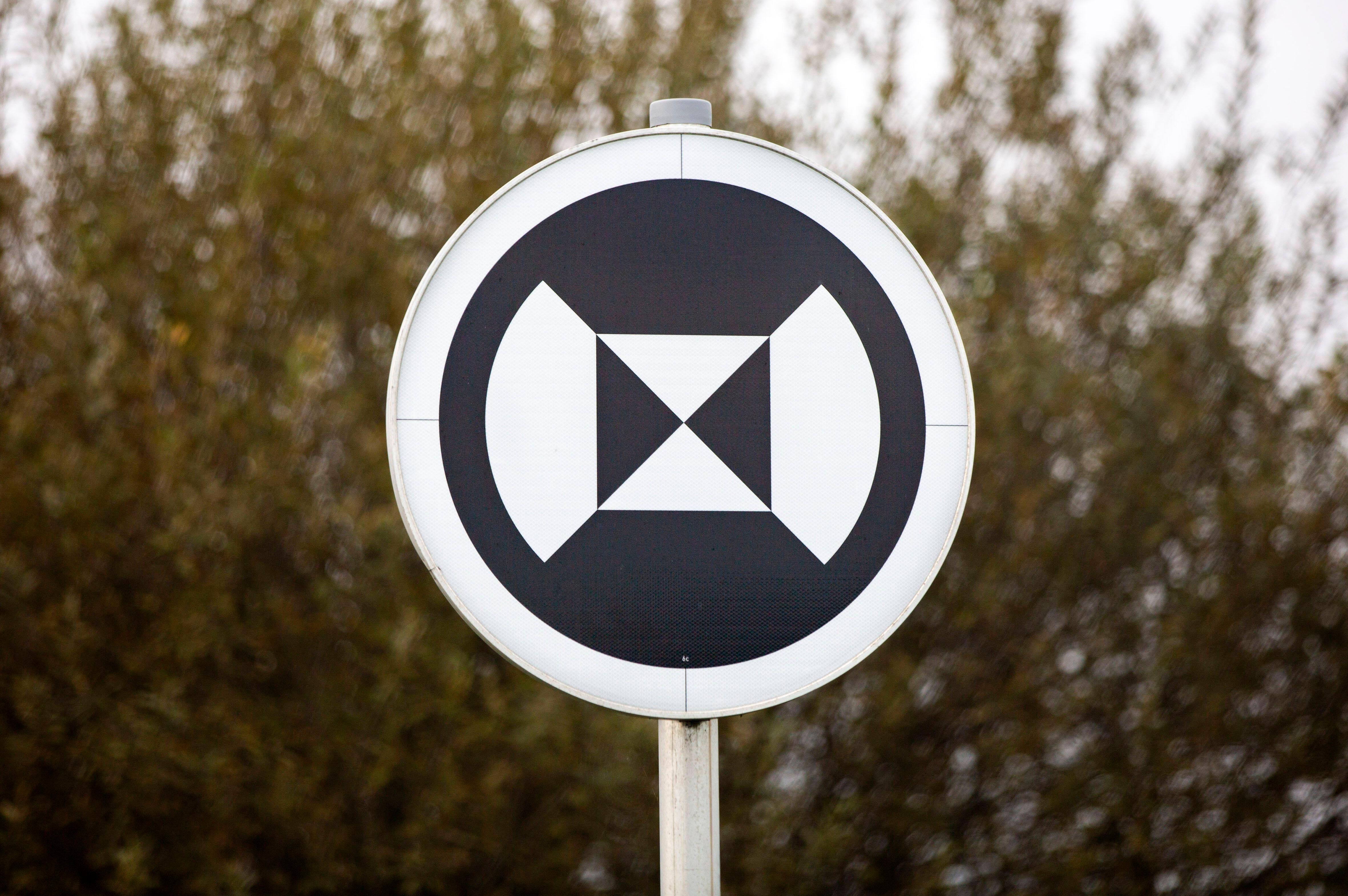 Rundes Schwarz Weisses Verkehrsschild Auf Autobahn Was Hat Es Zu Bedeuten