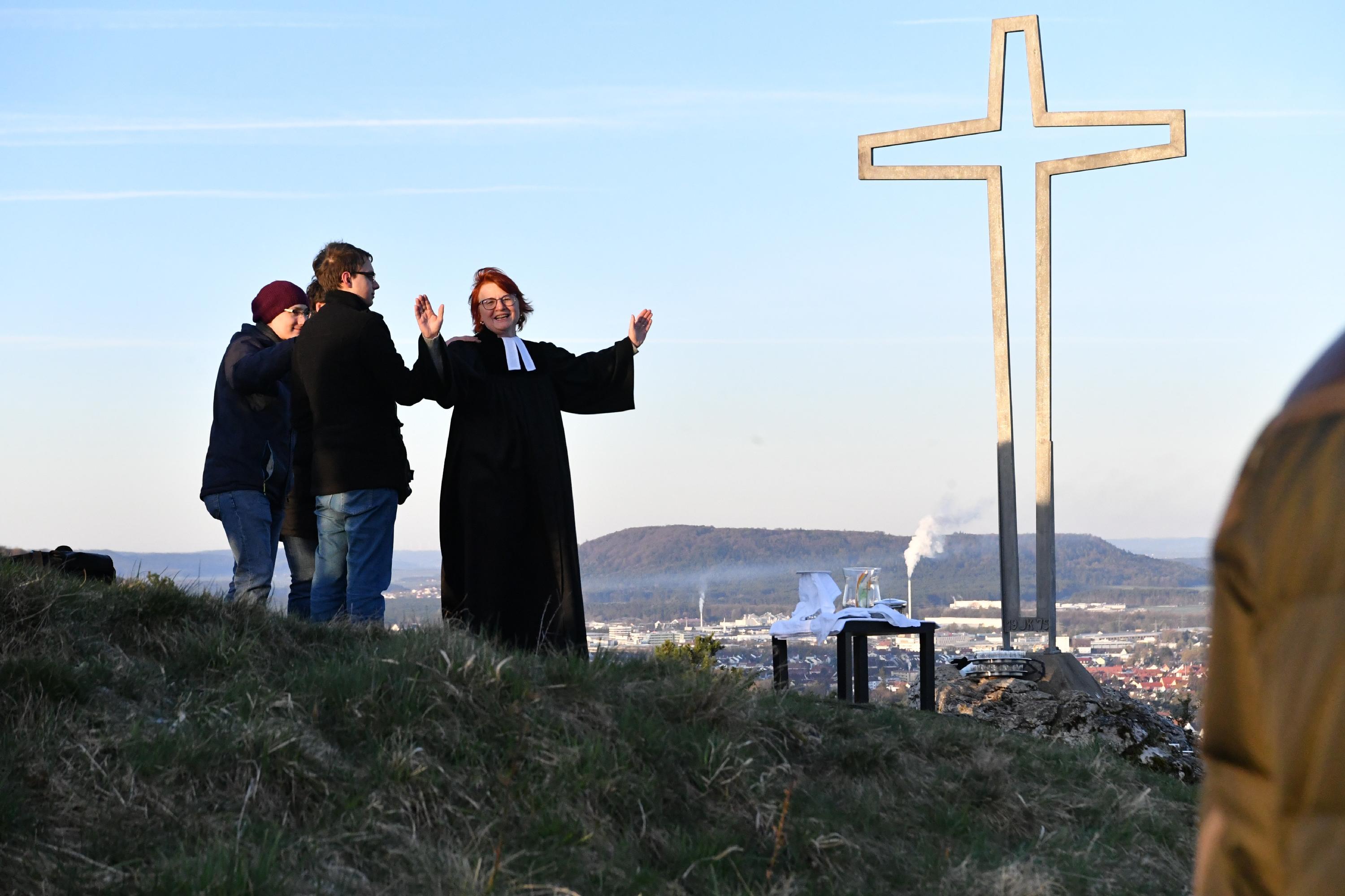 Evangelische Christen feiern bei Sonnenaufgang die Auferstehung Christi ...