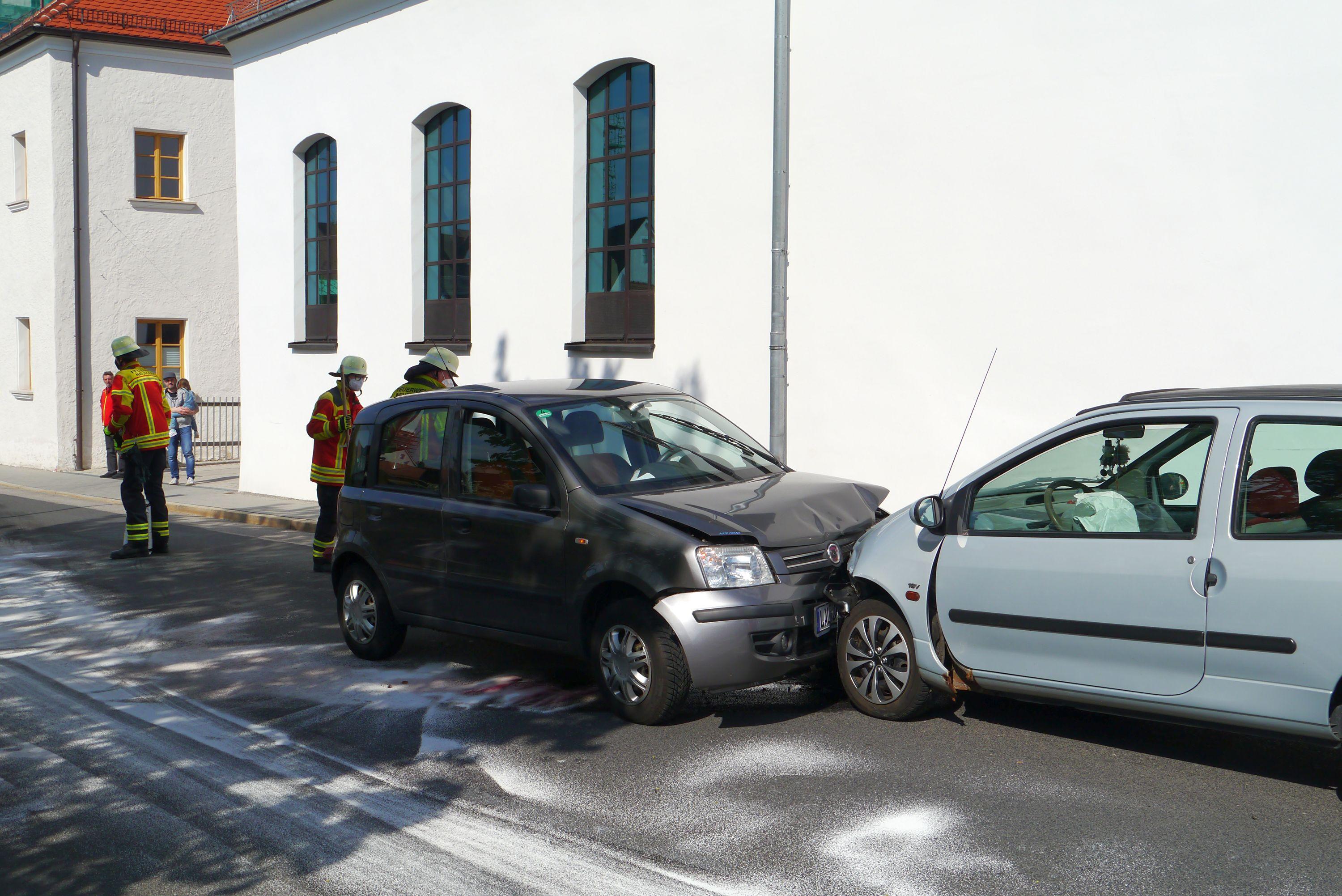 Frontal: Kleinwagen krachen in Neumarkt heftig ineinander