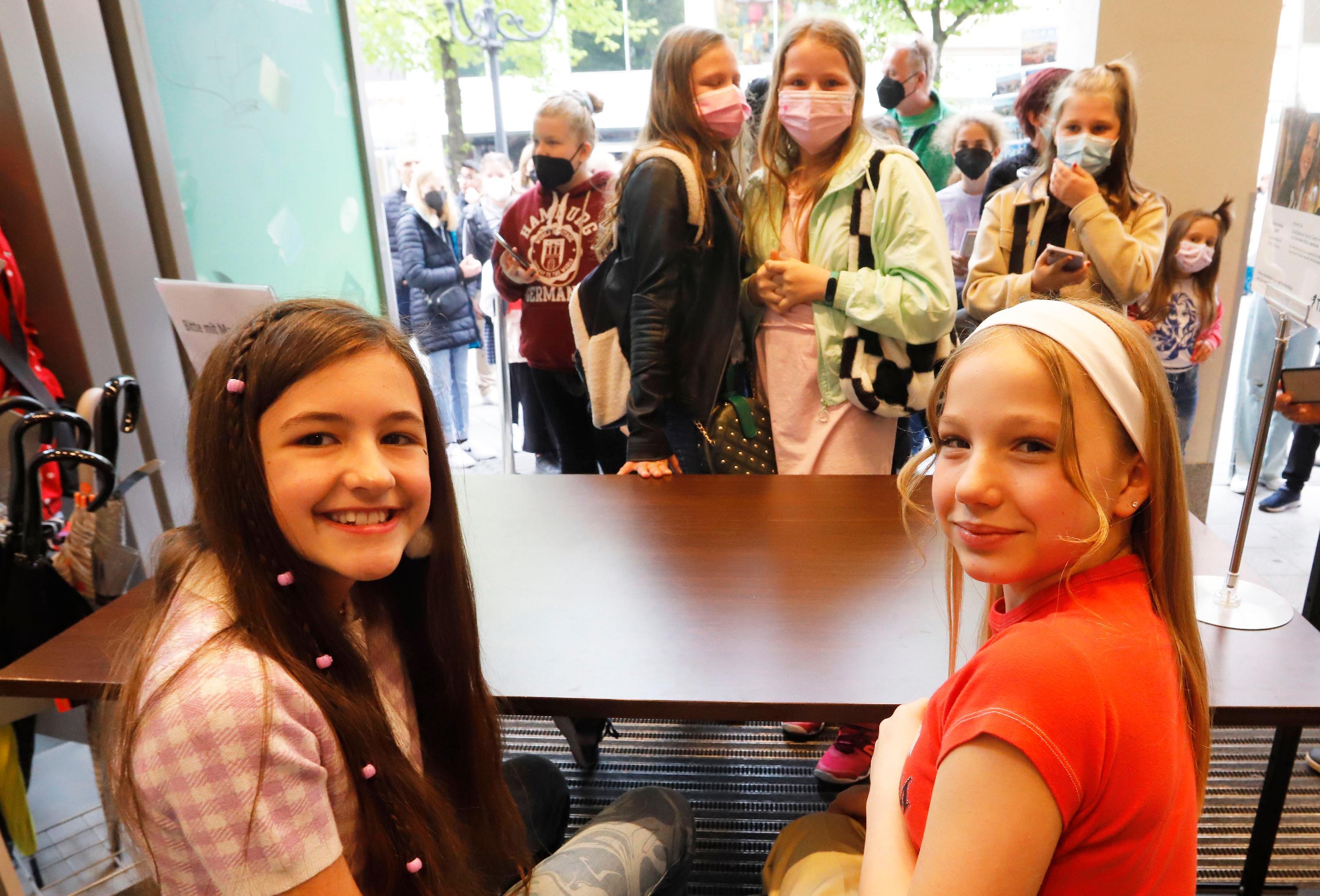 Nürnberg: Hunderte Kinder-Fans drängen sich in der Altstadt um junge ...