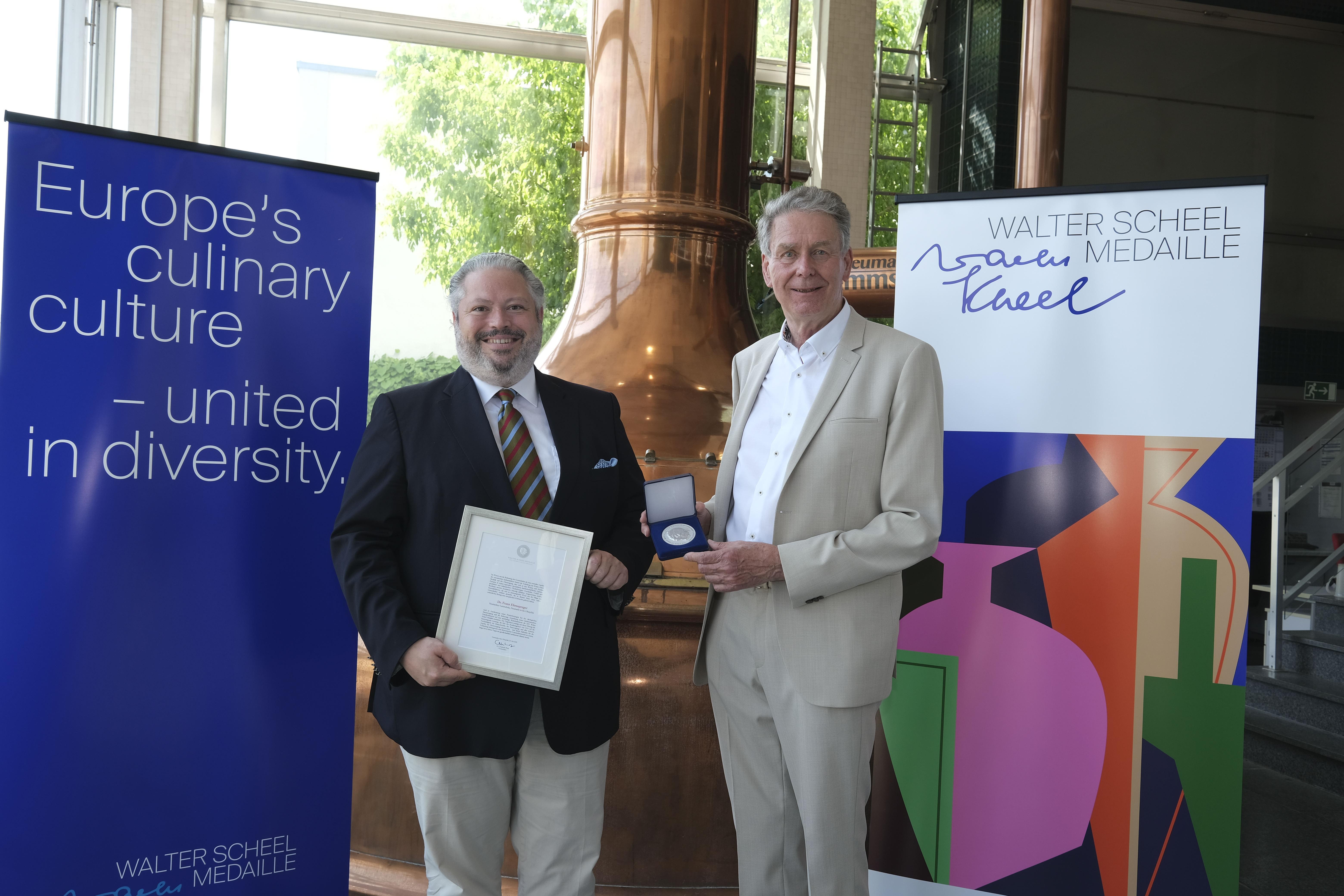Senior-Chef der Neumarkter Lammsbräu erhält Walter Scheel Medaille