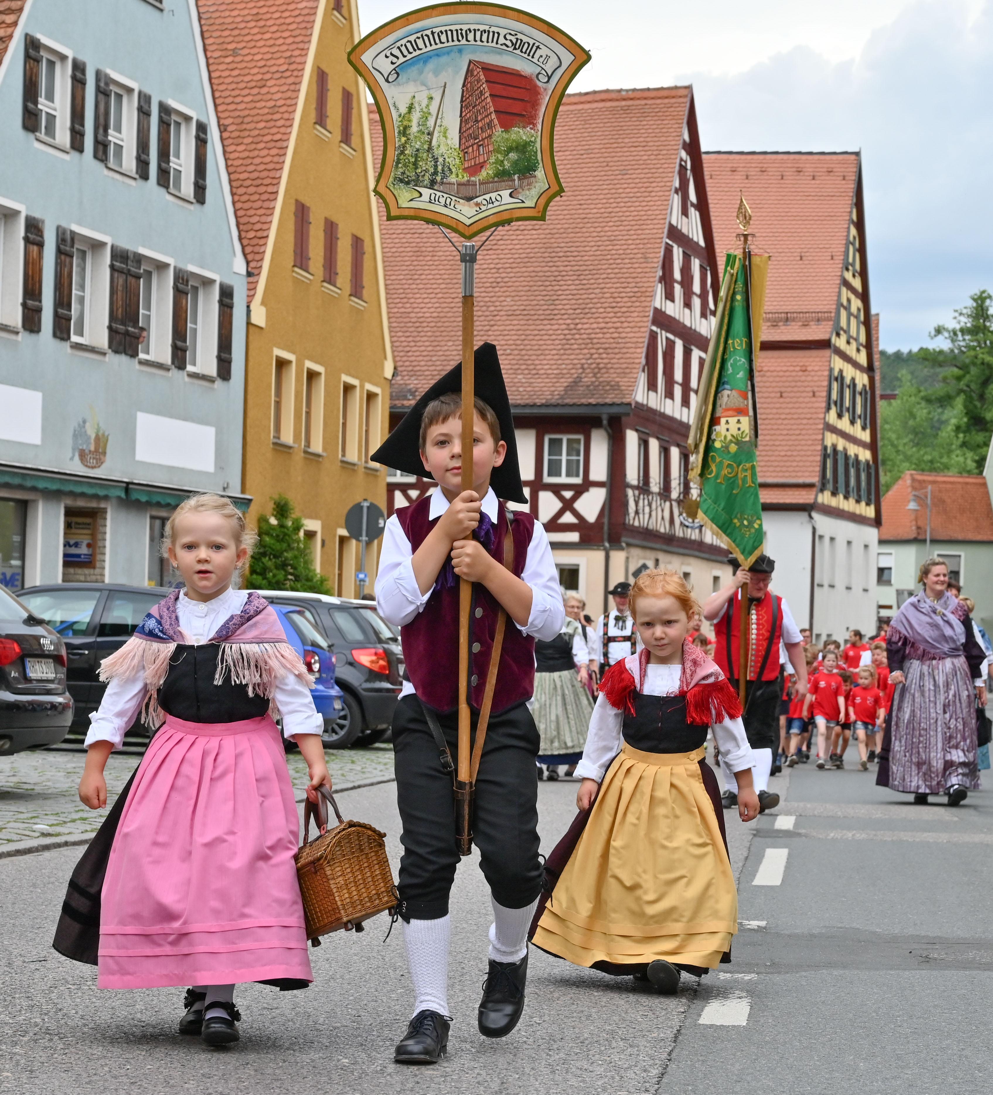 Prächtige Gewänder, flüssiges Gold und gute Laune: So ist das Spalter ...