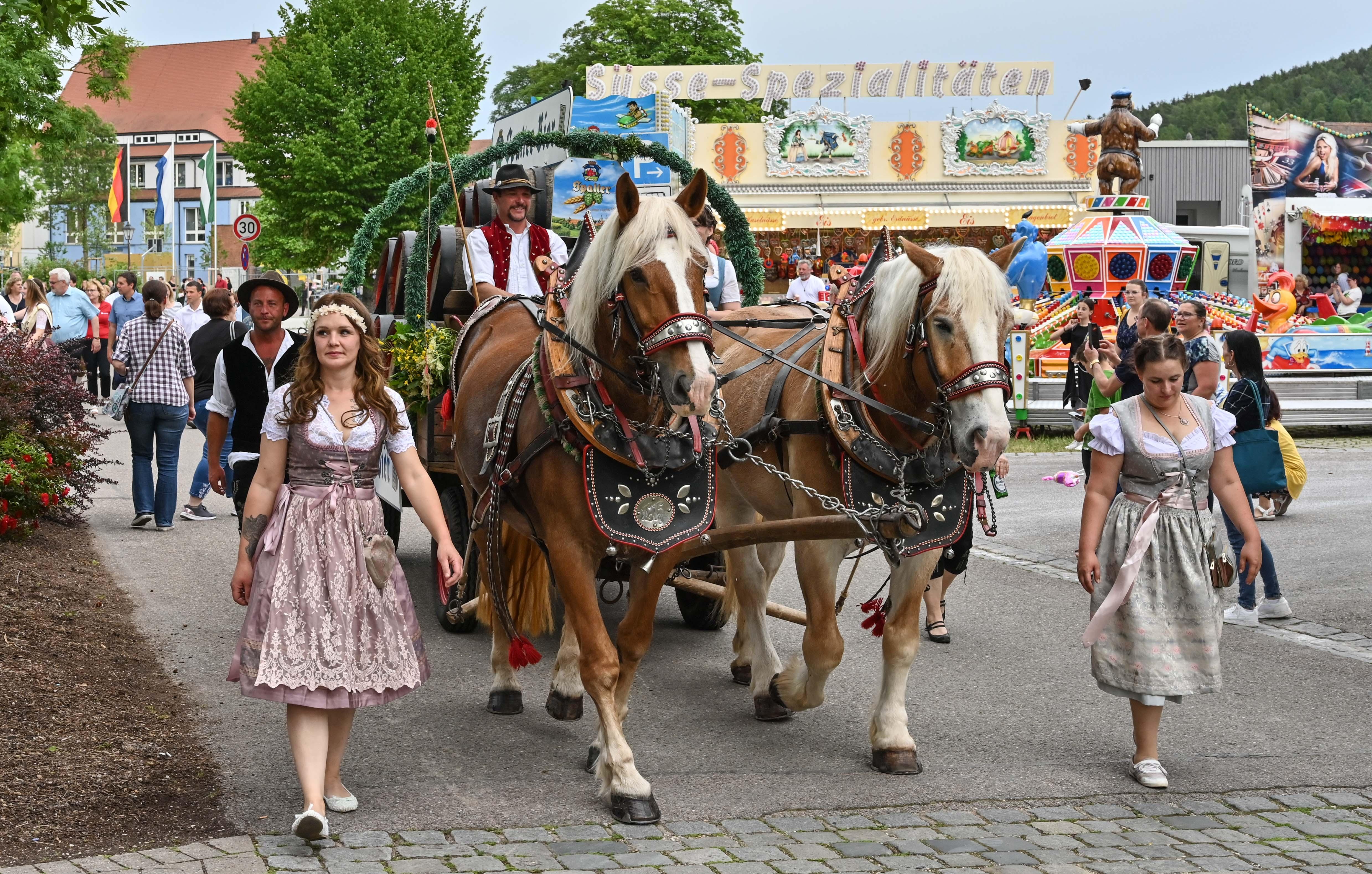 Prächtige Gewänder, flüssiges Gold und gute Laune: So ist das Spalter ...