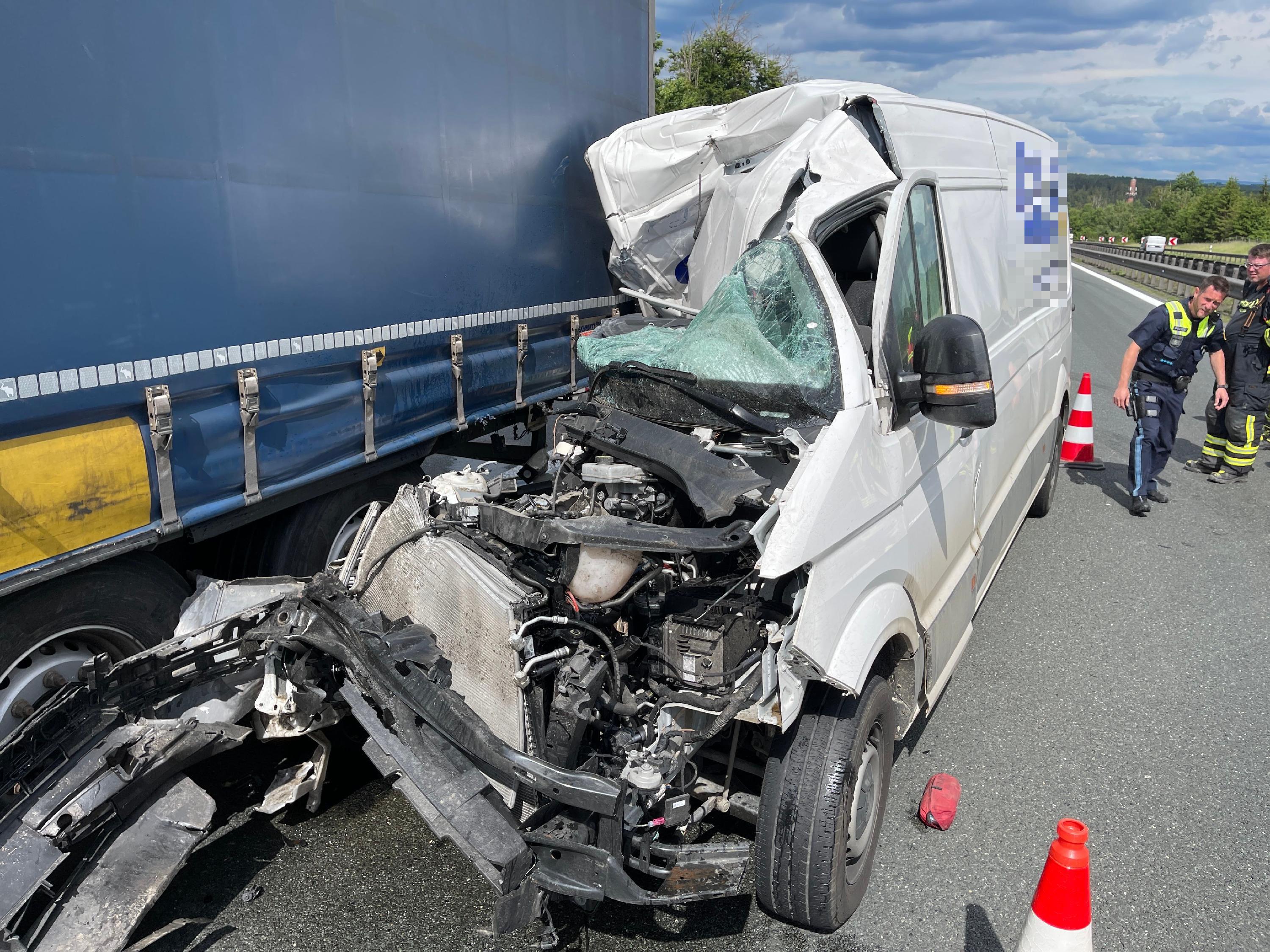 Schwerer Unfall auf A72: Transporter kollidiert mit Lastwagen und wird ...