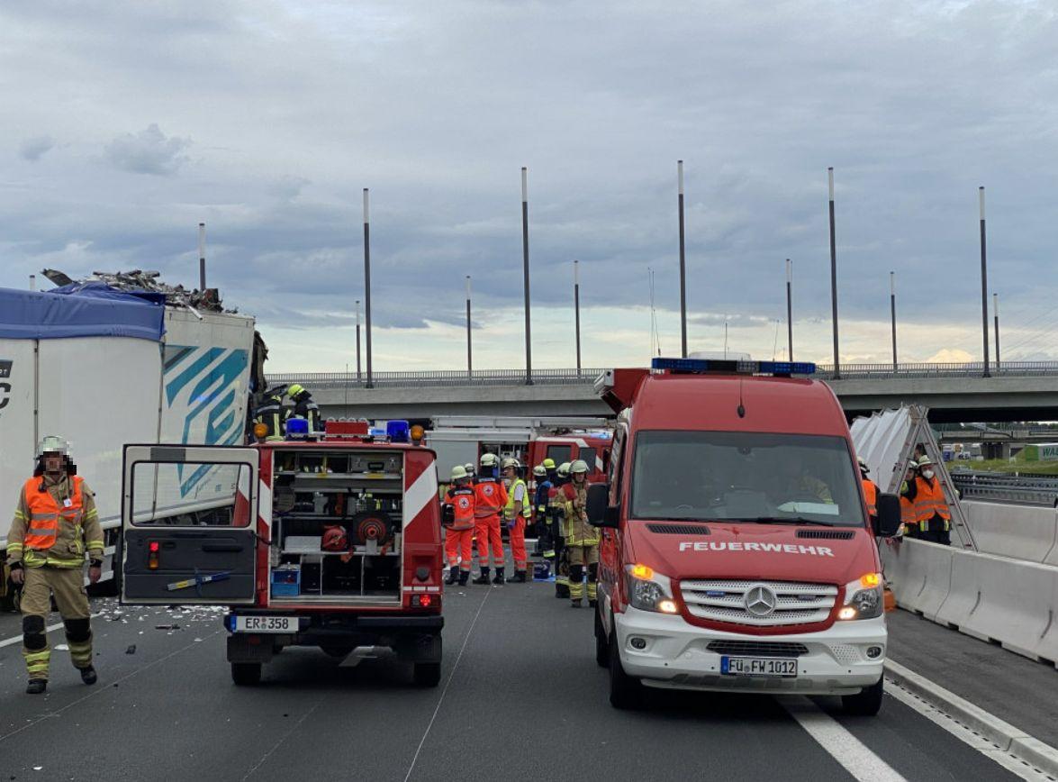 Tödlicher Unfall auf der A3: Lkw prallt am Kreuz Fürth-Erlangen in Stauende