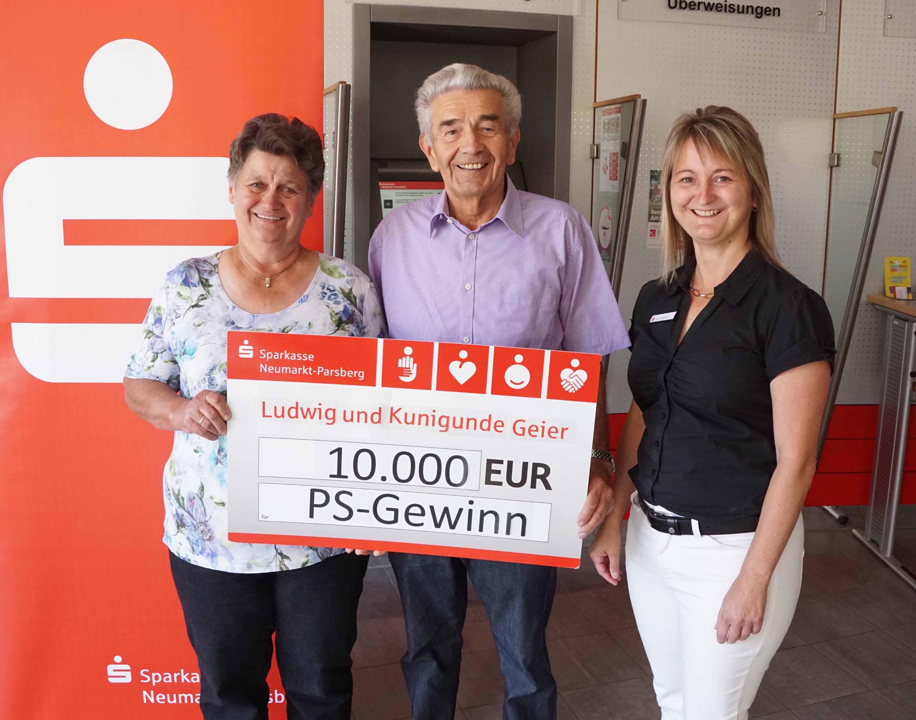 Ehepaar aus Lauterhofen gewinnt beim PS-Sparen 10.000 Euro