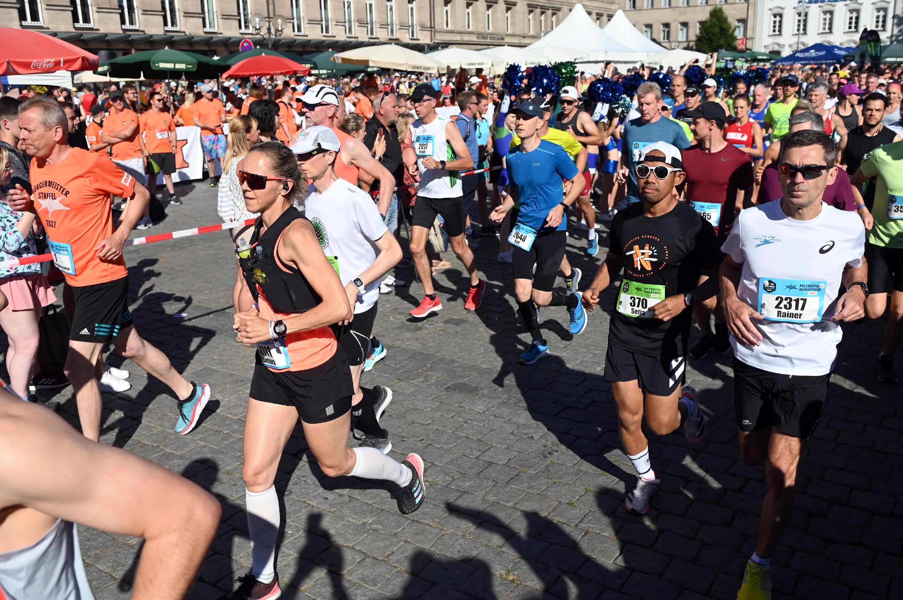 Glückliche Läufer, wichtige Helfer: Die Bilder vom Metropolmarathon ...
