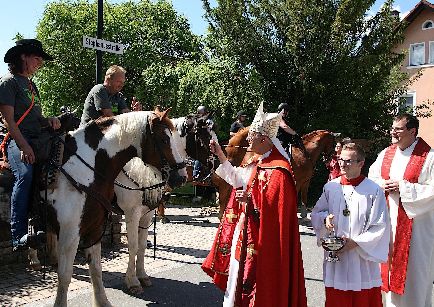 Heißer Ritt um die Kirche: Pferde und Reiter trotzen beim Moggaster ...