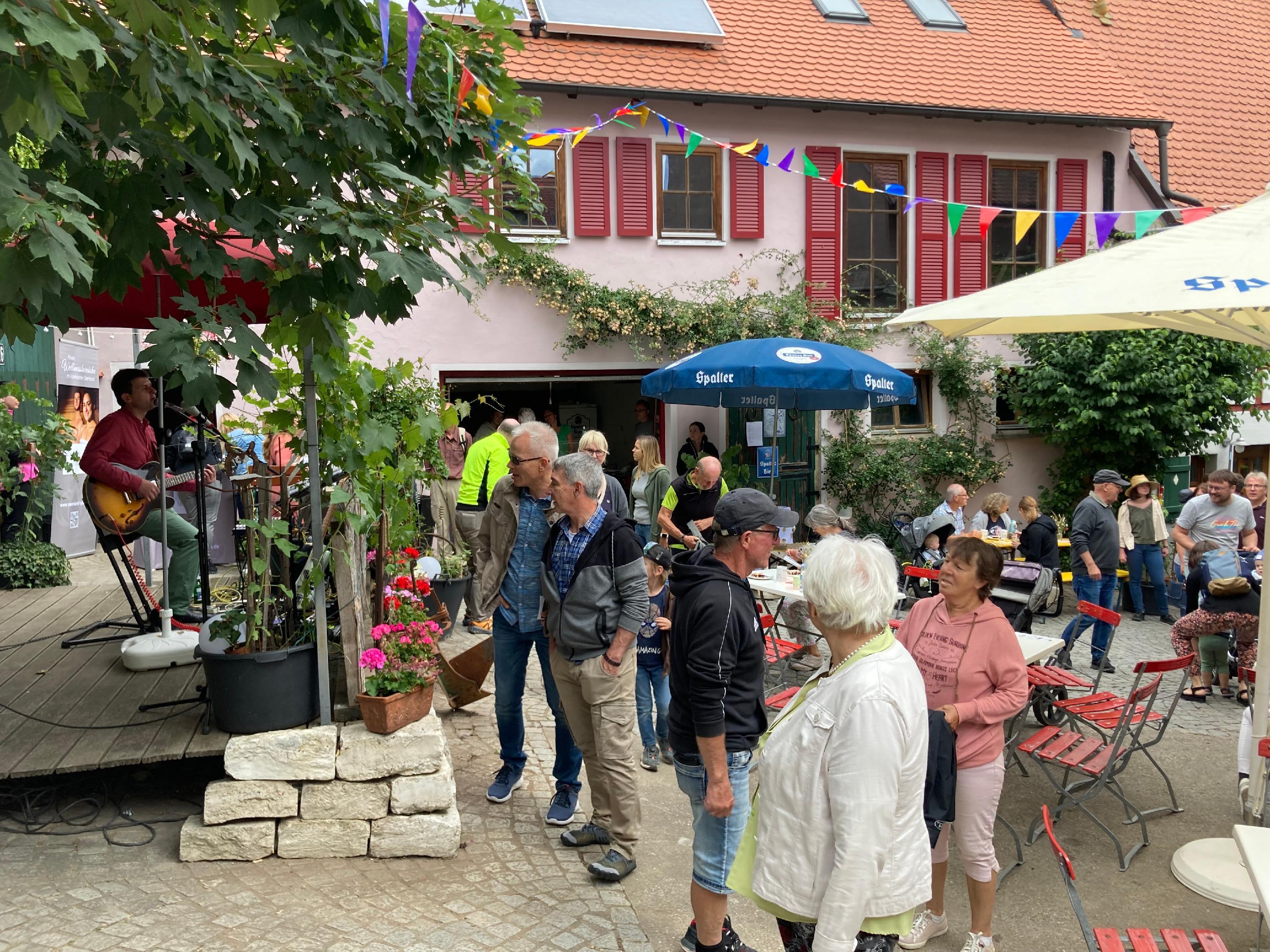 Genüssliches "KirschHofFest": Kiloweise Kirschen und interessierte Besucher
