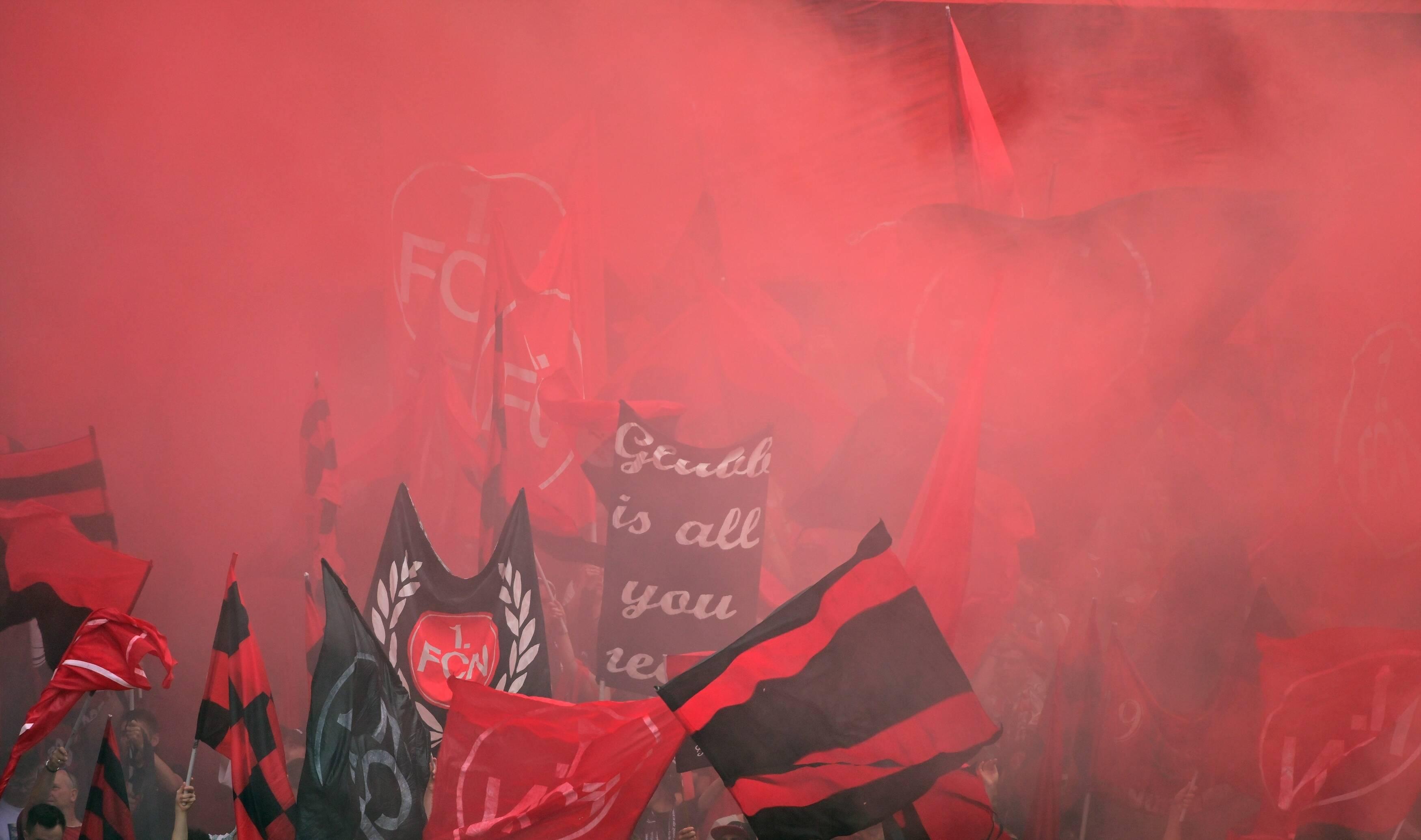 FCN-Fans ziehen nach dem Derby durch die Innenstadt - 14 Personen in ...