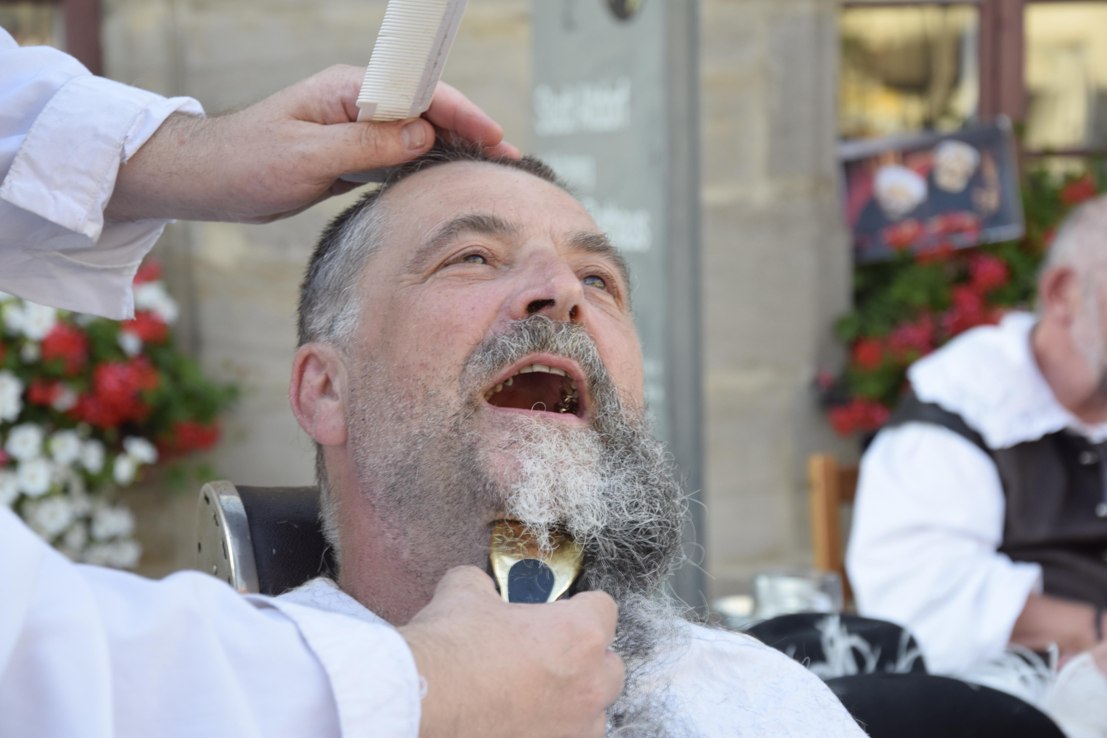 Haarige Tradition: Wallenstein Vorsitzender lässt sich öffentlich rasieren