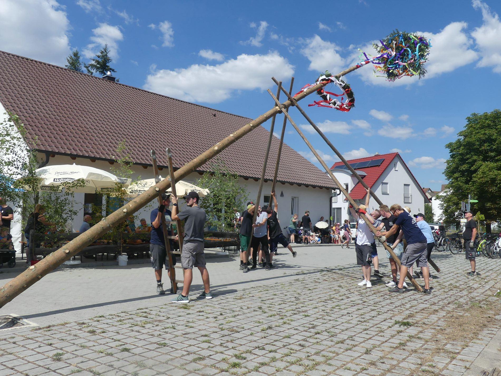 Schöner, schlanker Kerwabaum in Welkenbach