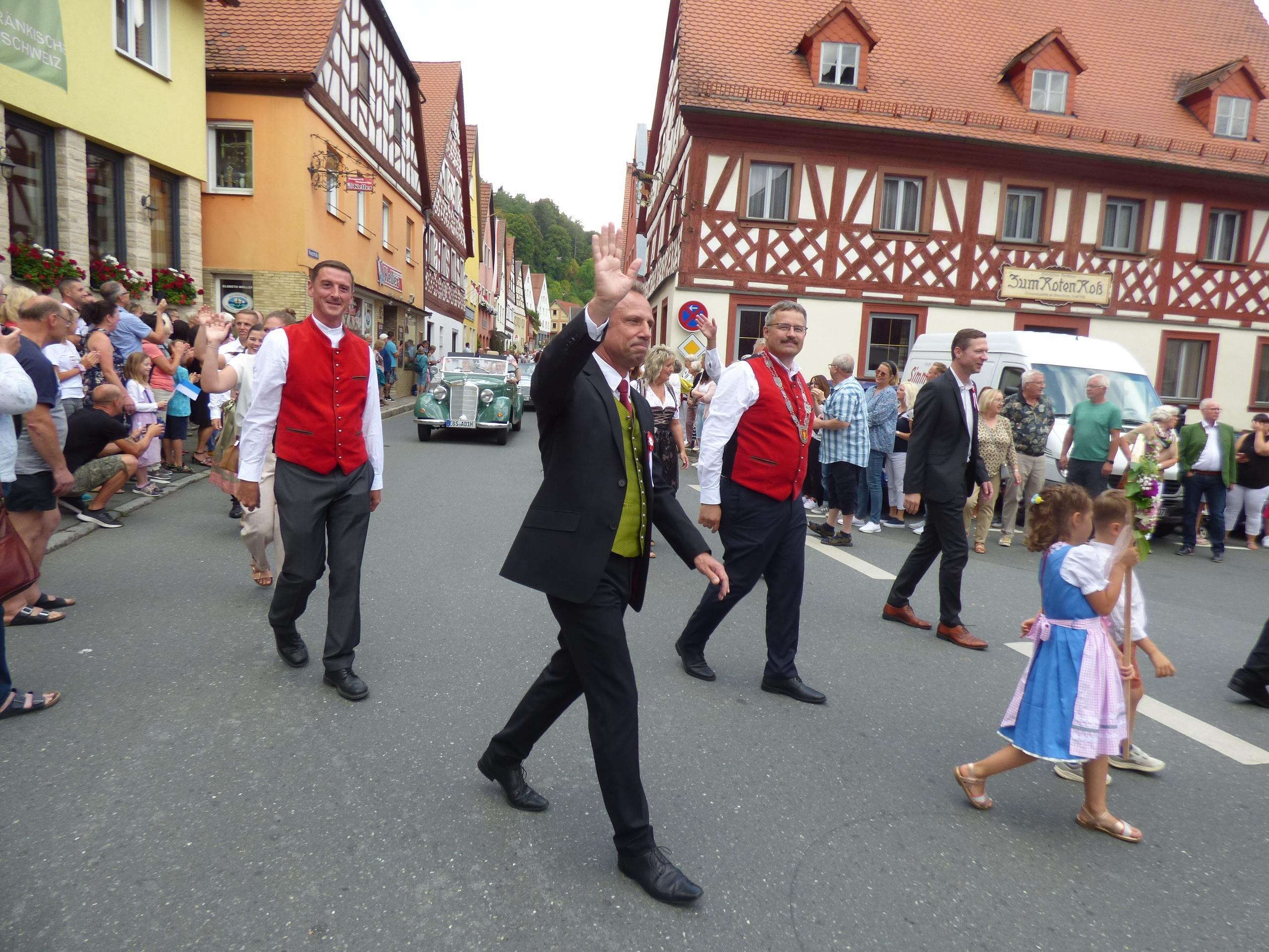 Langer Festzug mit vielen Erinnerungen an 900 Jahre Waischenfeld