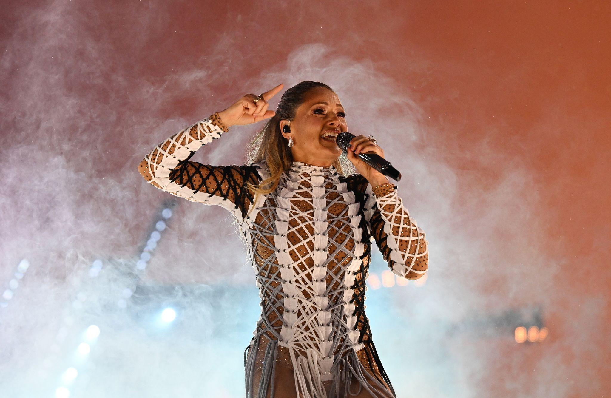 Helene Fischer gibt Mega-Konzert: Partystimmung im Regen - Kultur ...