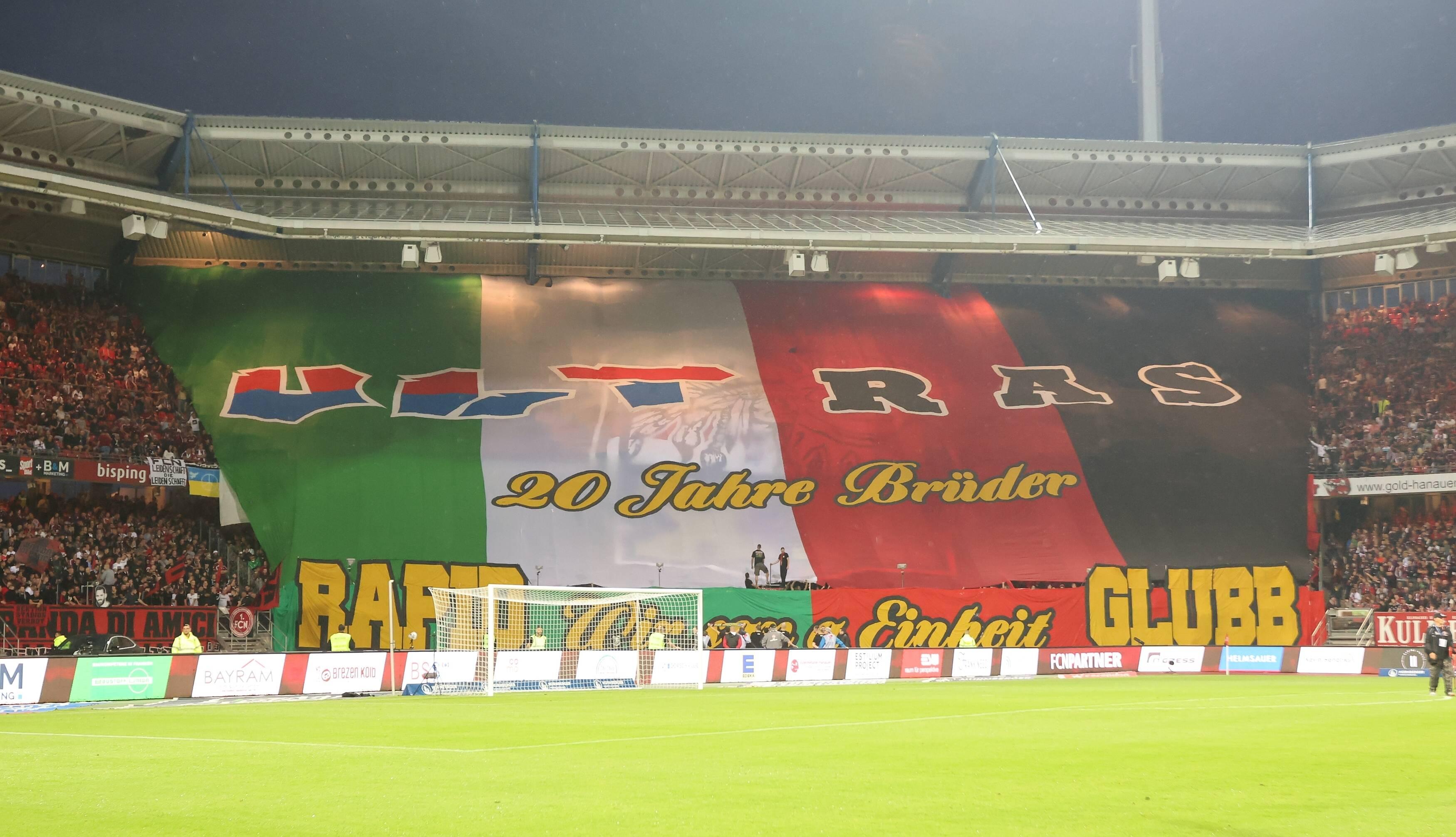 20 Jahre Fanfreundschaft: So feierten die Anhänger vom FCN und Rapid ...