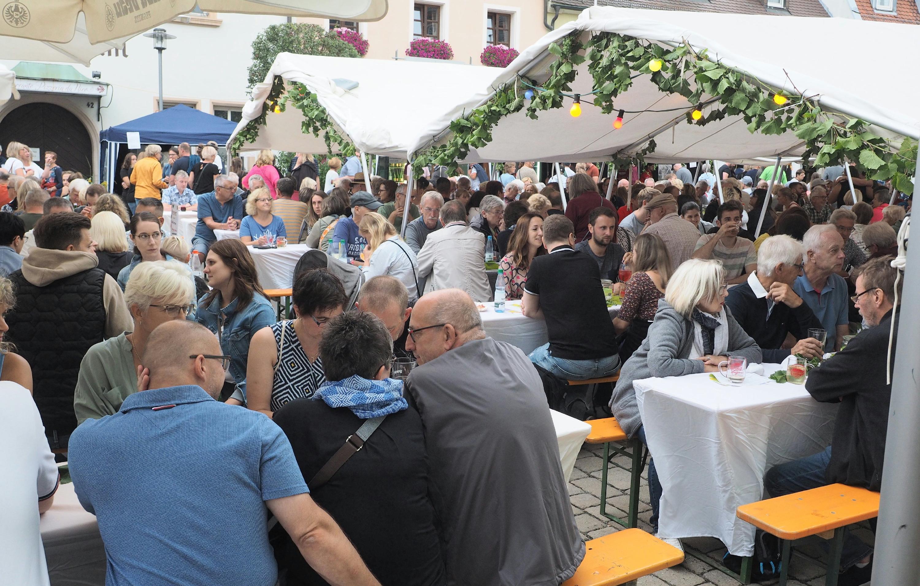 30 Weine und "Kleines Saisonorchester" beim Winzerfest 2022