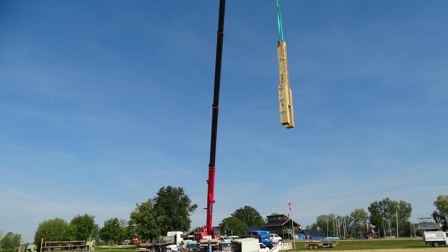 Mit Kran Tauchern Und Riesigem Holzpflock Steg Am Seezentrum Muhr
