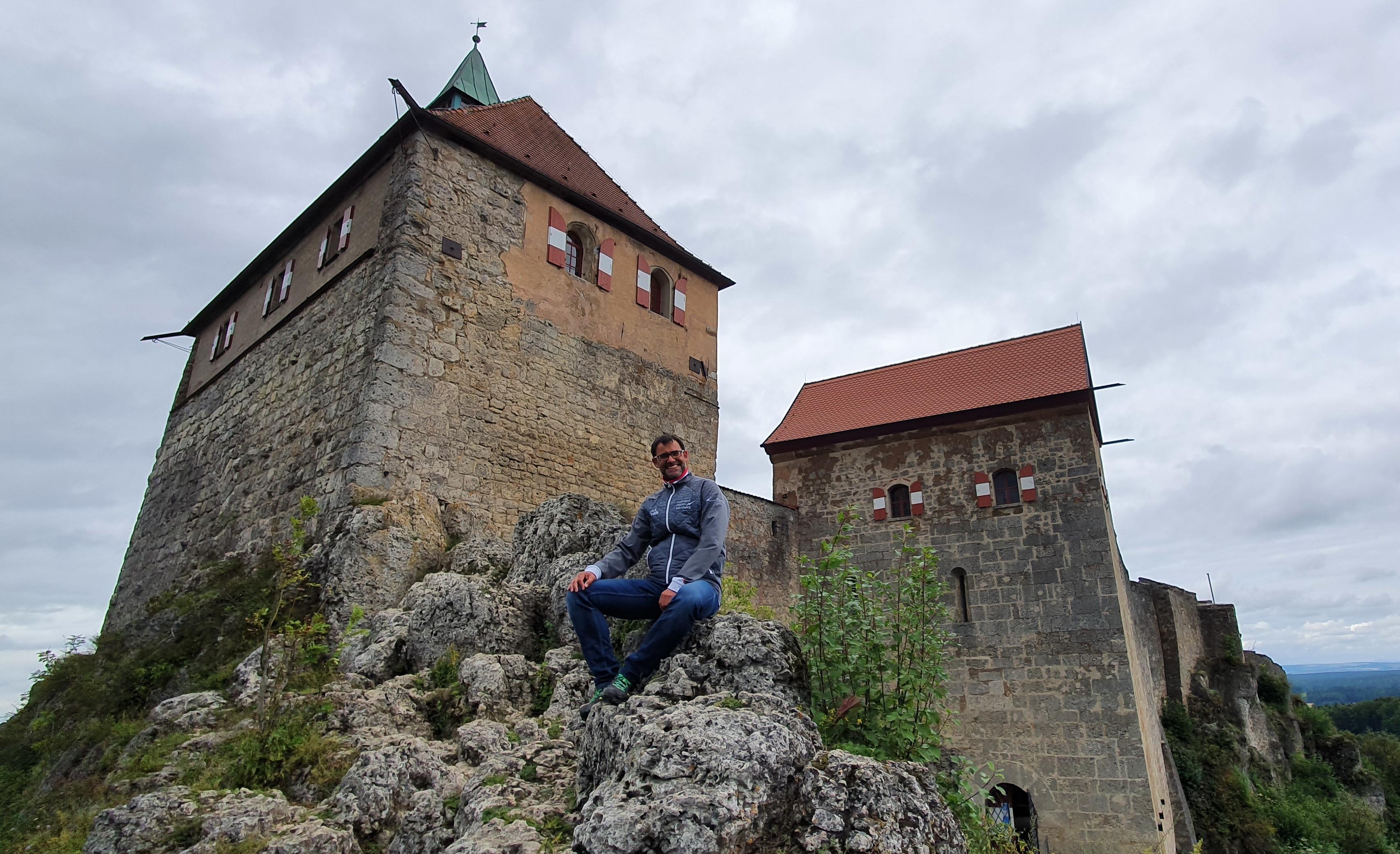 Bundestagsabgeordneter Ralph Edelhäußer genießt die Aussicht auf Burg ...