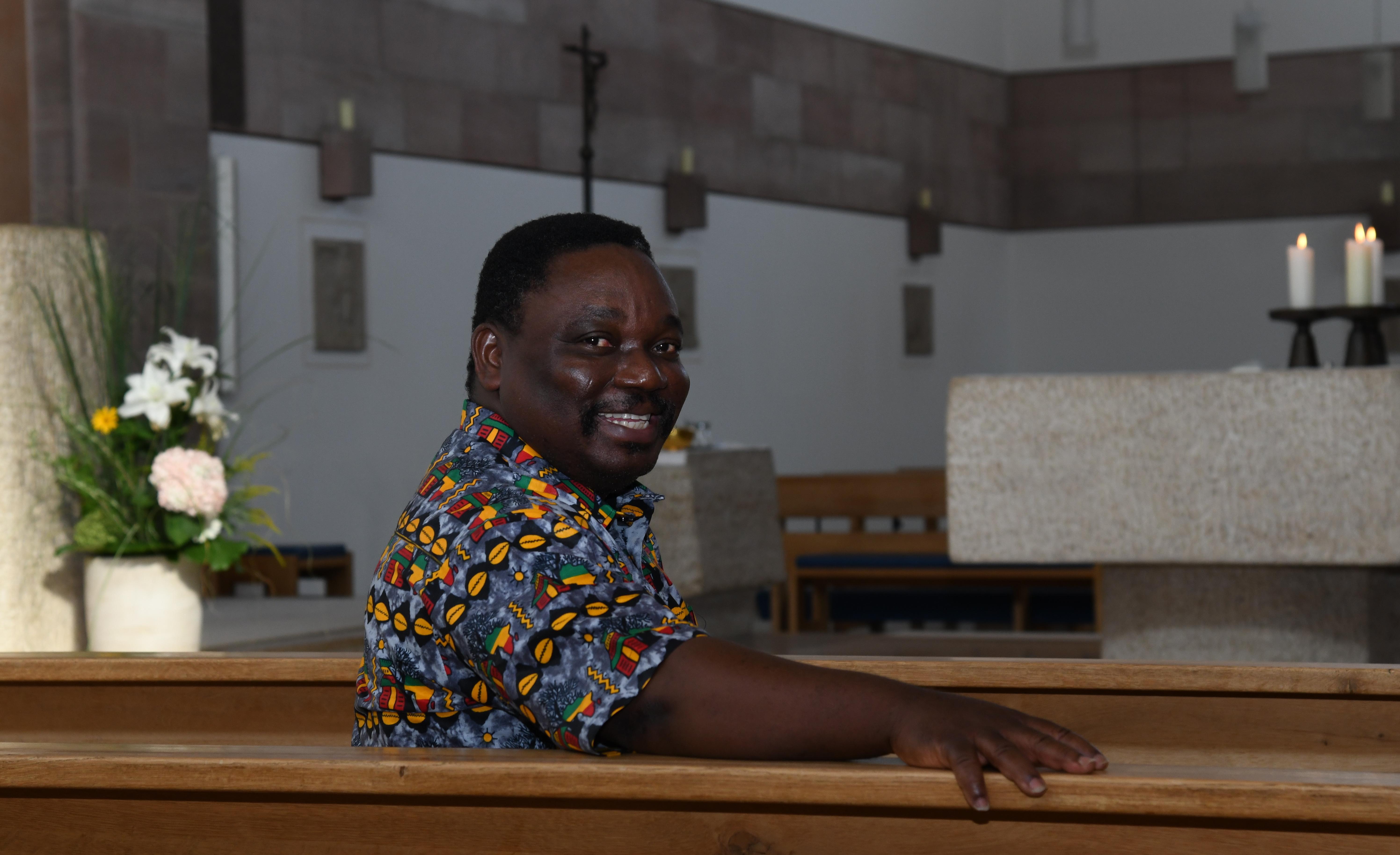 Für Vertretungspfarrer Ephrem Dannon ist seine Arbeit wie Urlaub