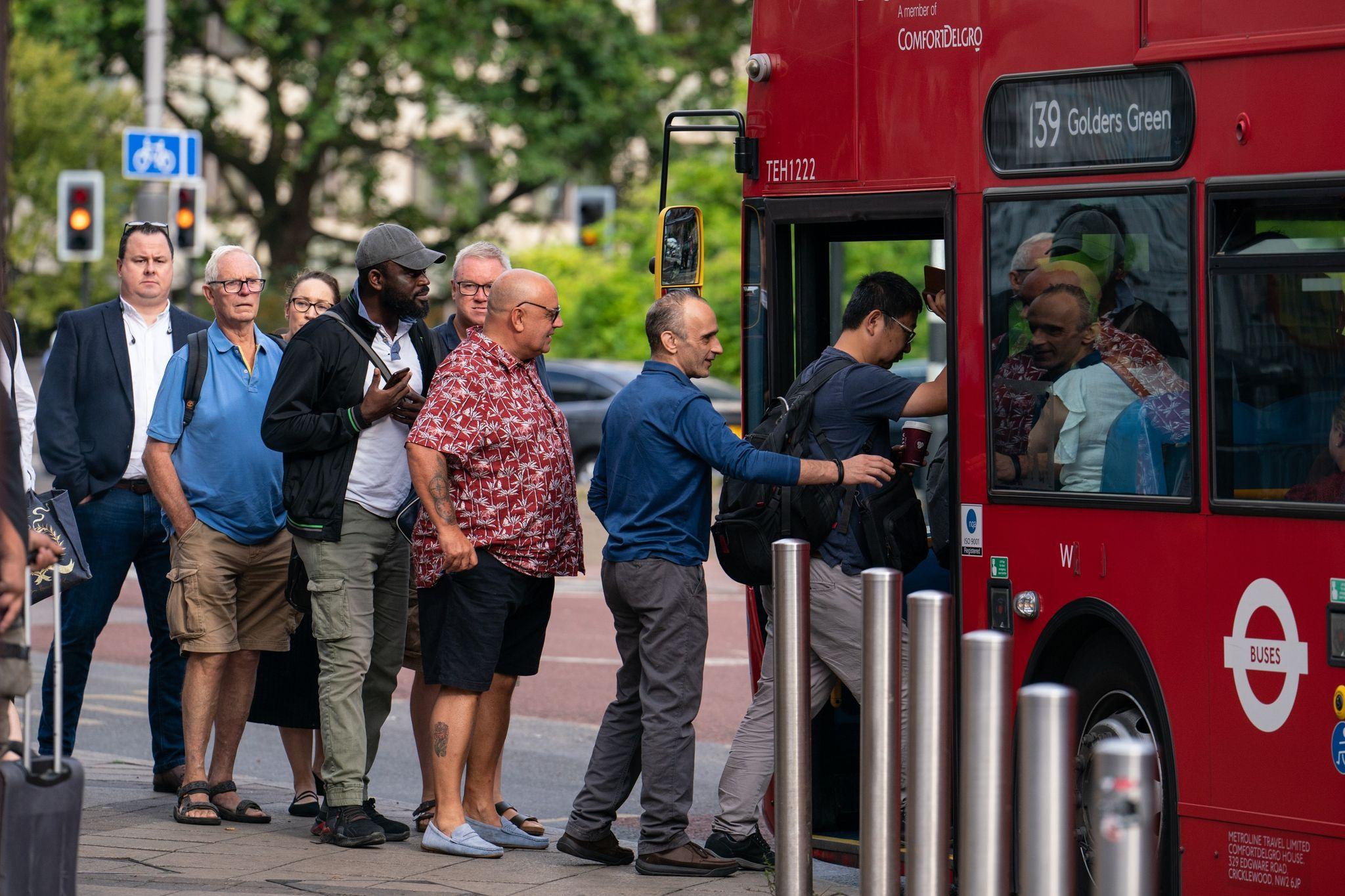 Entlastungen in England: Zwei Pfund pro Busfahrt