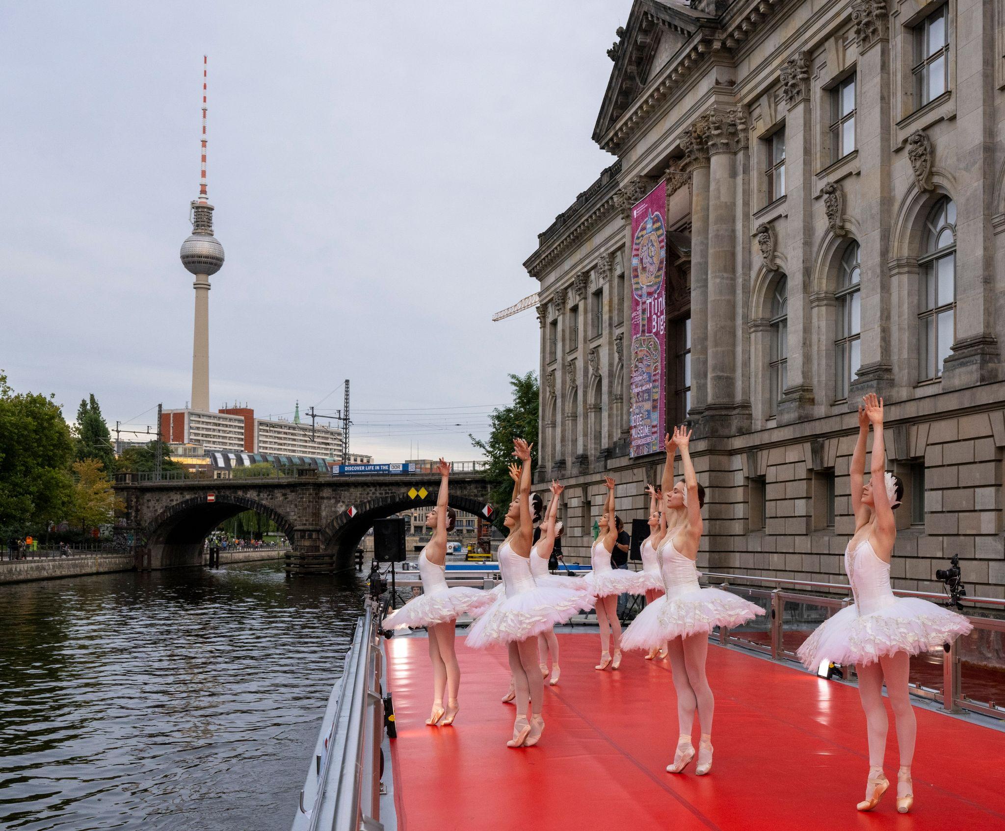 Staatsballett Berlin tanzt Saisonauftakt auf der Spree