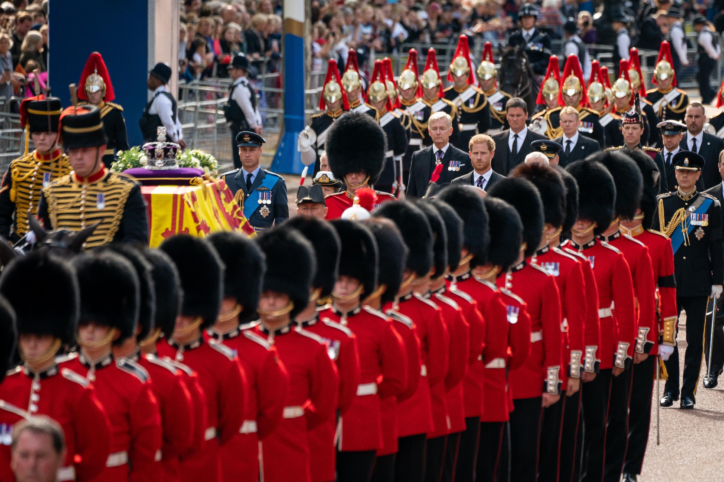 Pompöser Leichenzug: Zahlreiche Briten erweisen der Queen die letzte Ehre