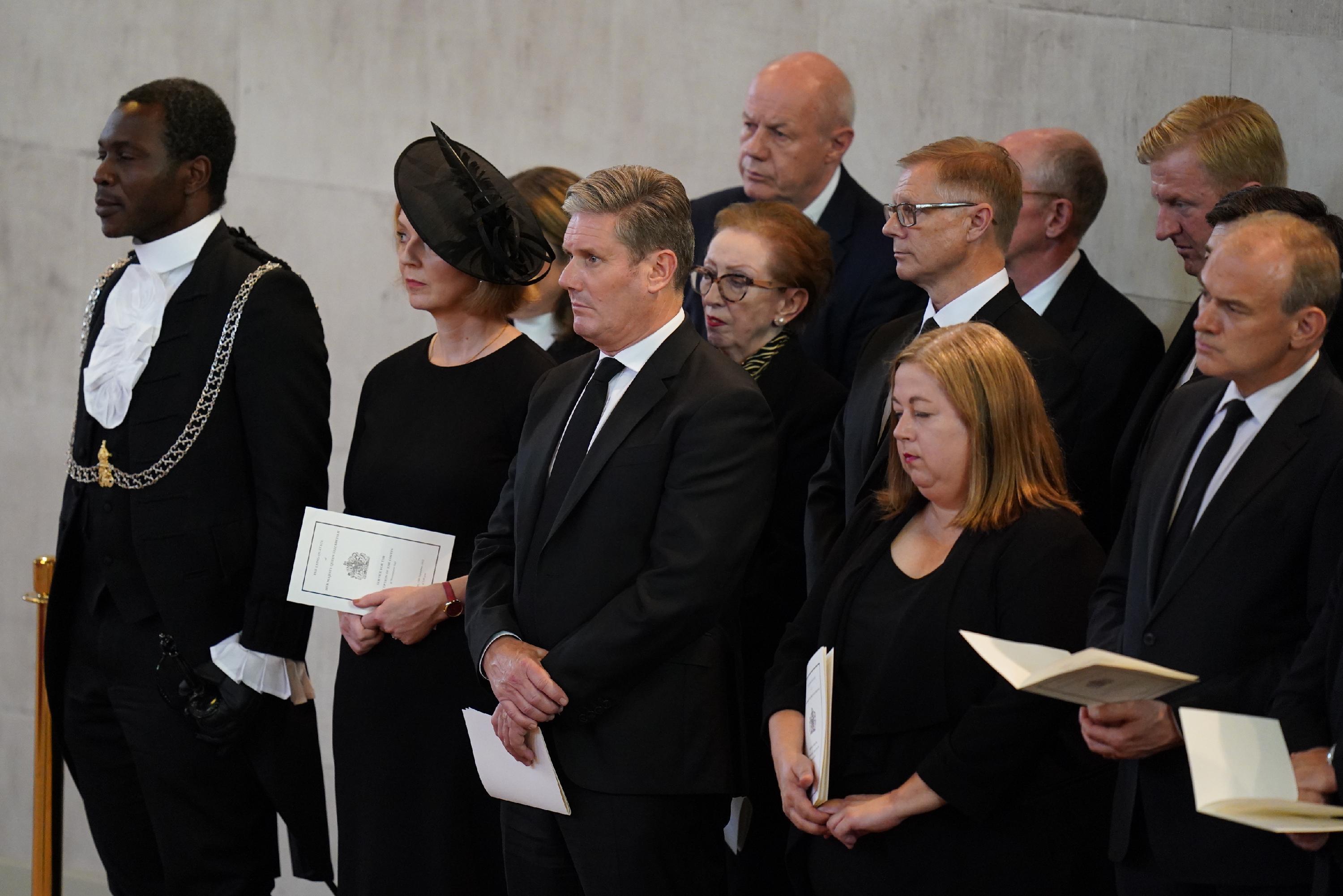 Pompöser Leichenzug: Zahlreiche Briten erweisen der Queen die letzte Ehre